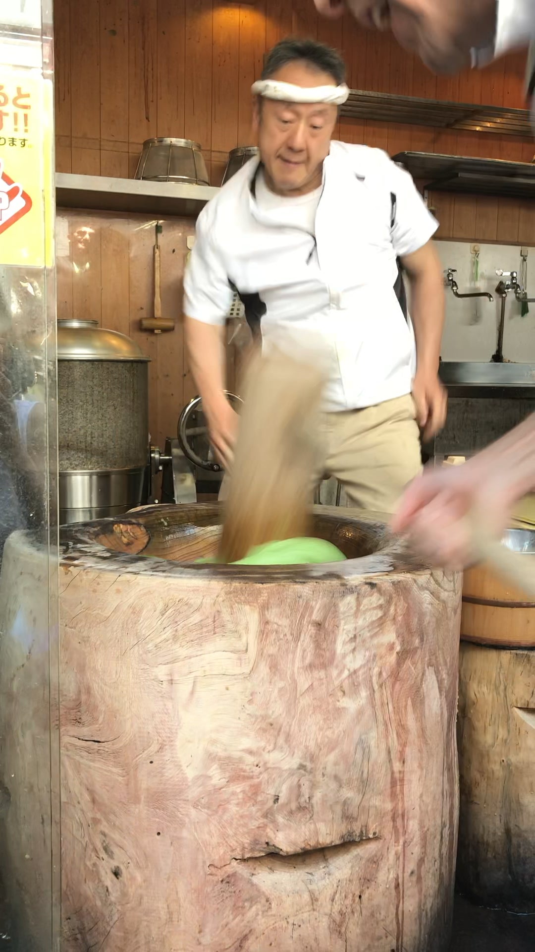 Very intense mochi-pounding 😆 - Dining and Cooking