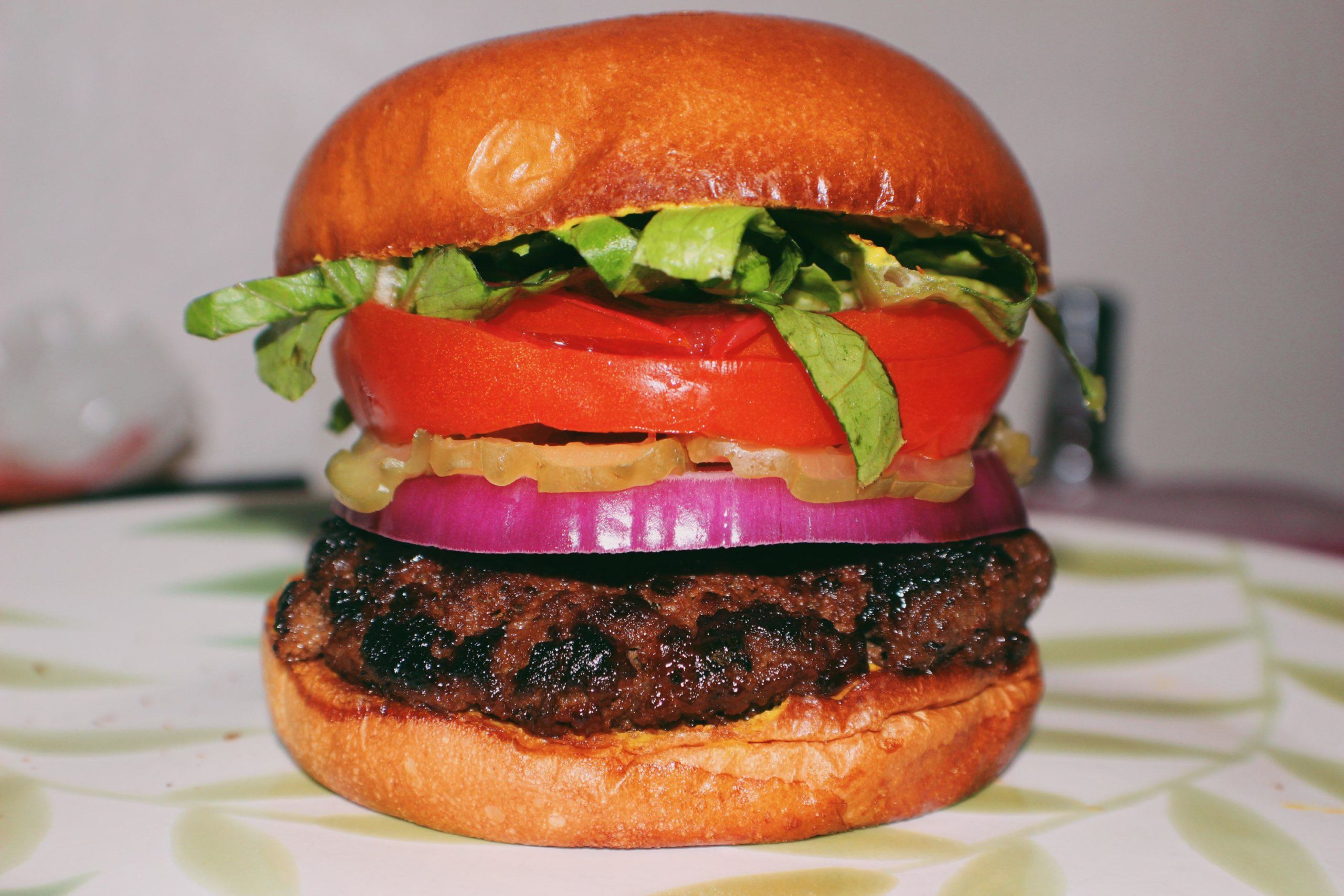 No-frills American hamburger from the cast iron. On brioche with yellow ...