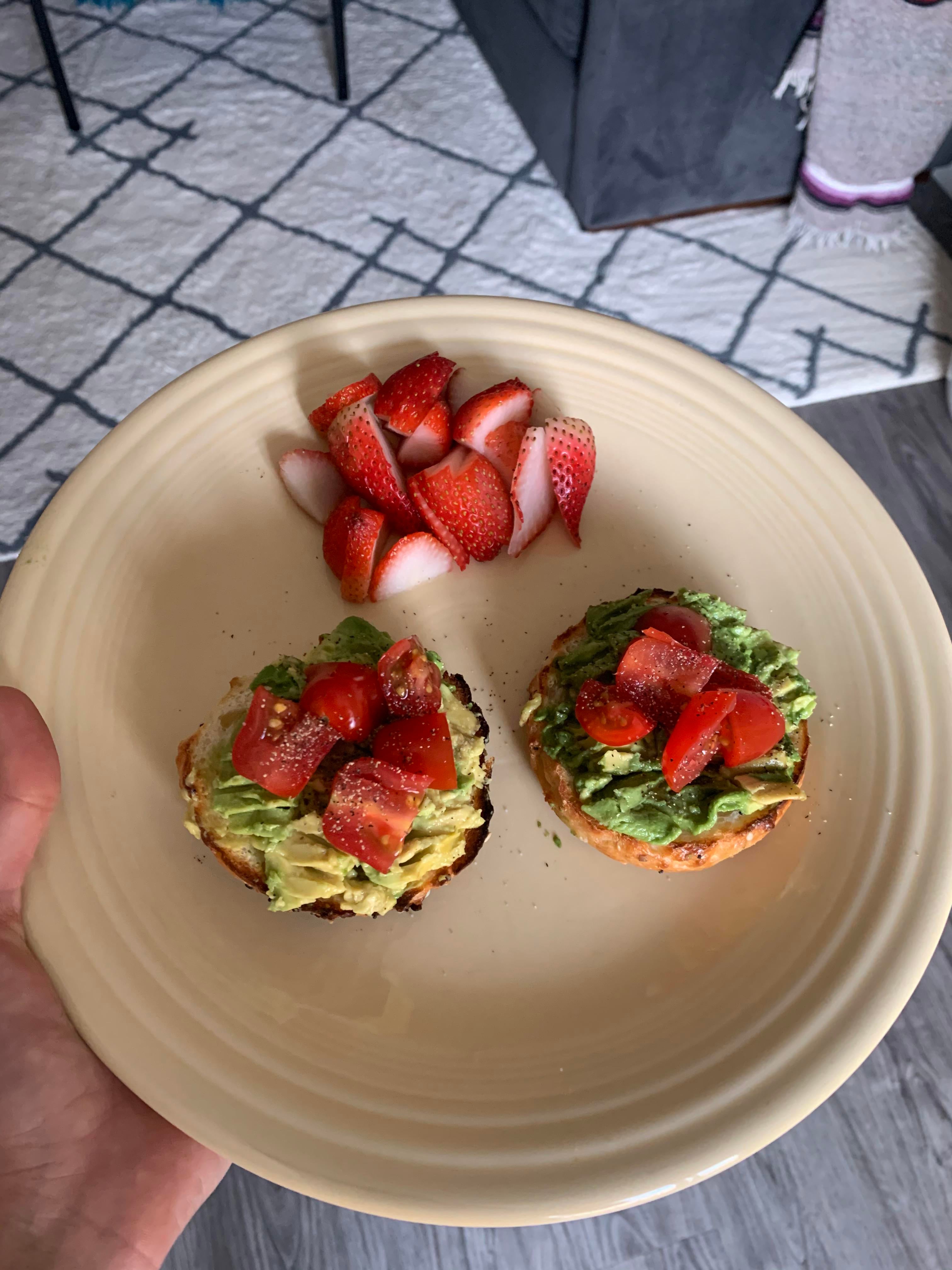 Skinnytaste everything bagel with smashed avo, cherry tomatoes, and ...