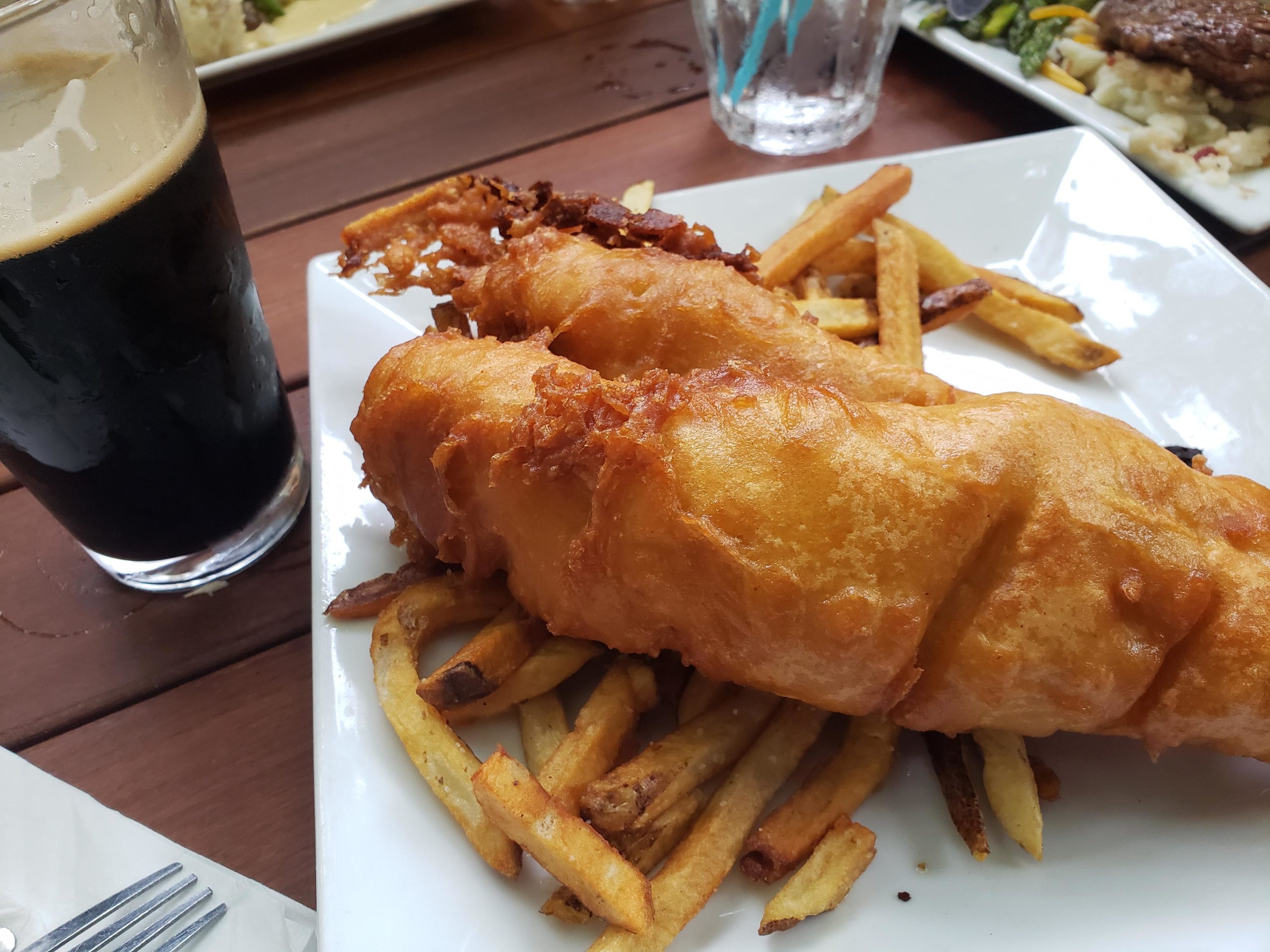 I ordered this gigantic cod fish and chips with an extremely dark 10% ...