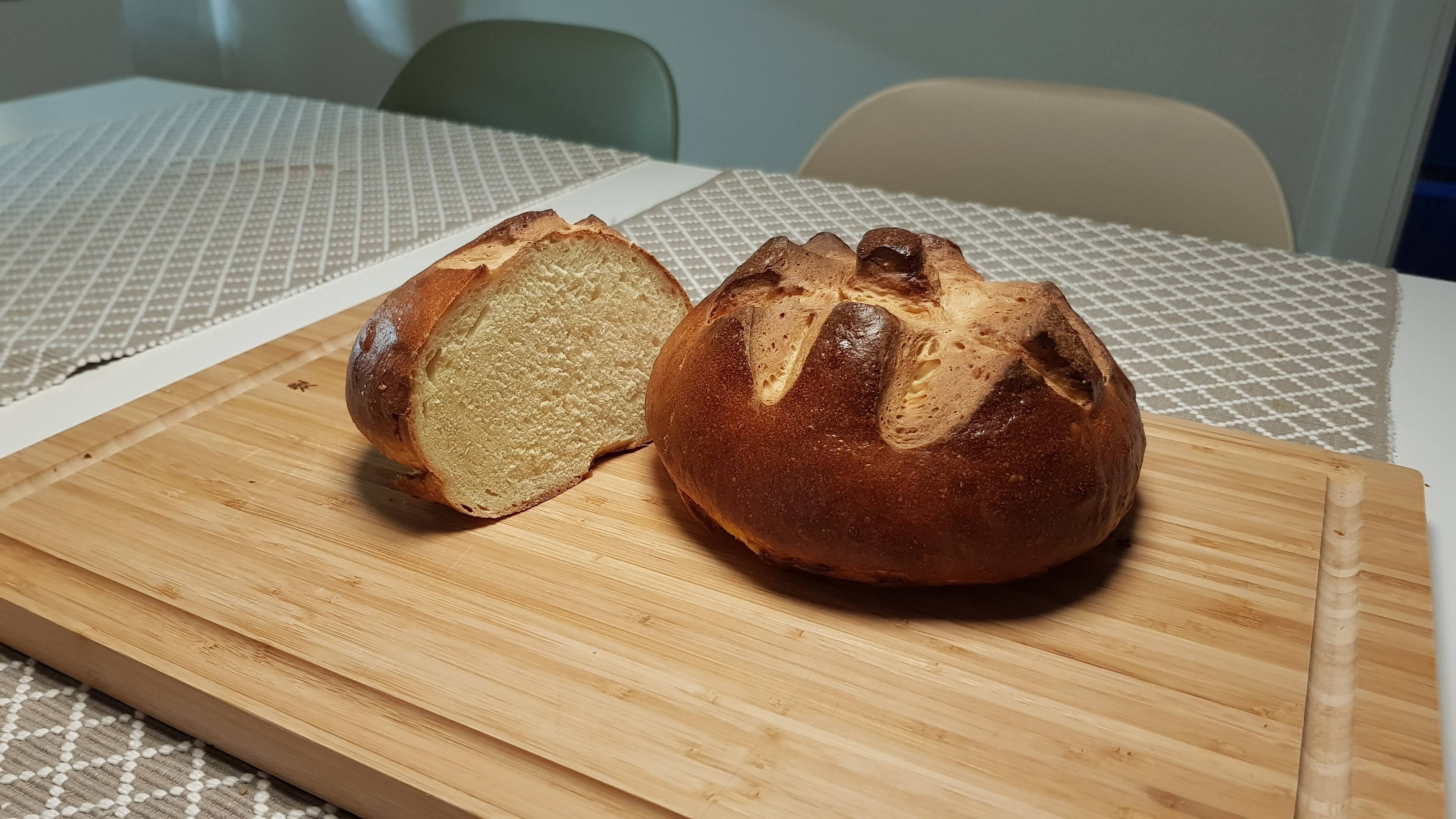 I made Cuchaules, traditional swiss breads flavoured with saffron ...