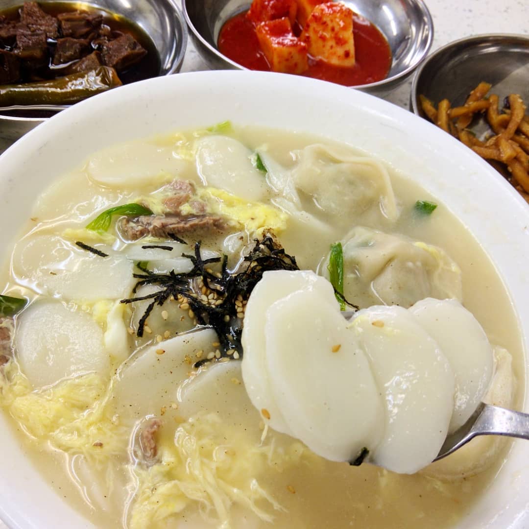 떡만두국 (Duek Mandoo Kook) - first meal on 설날 (Seollal) - Dining and Cooking