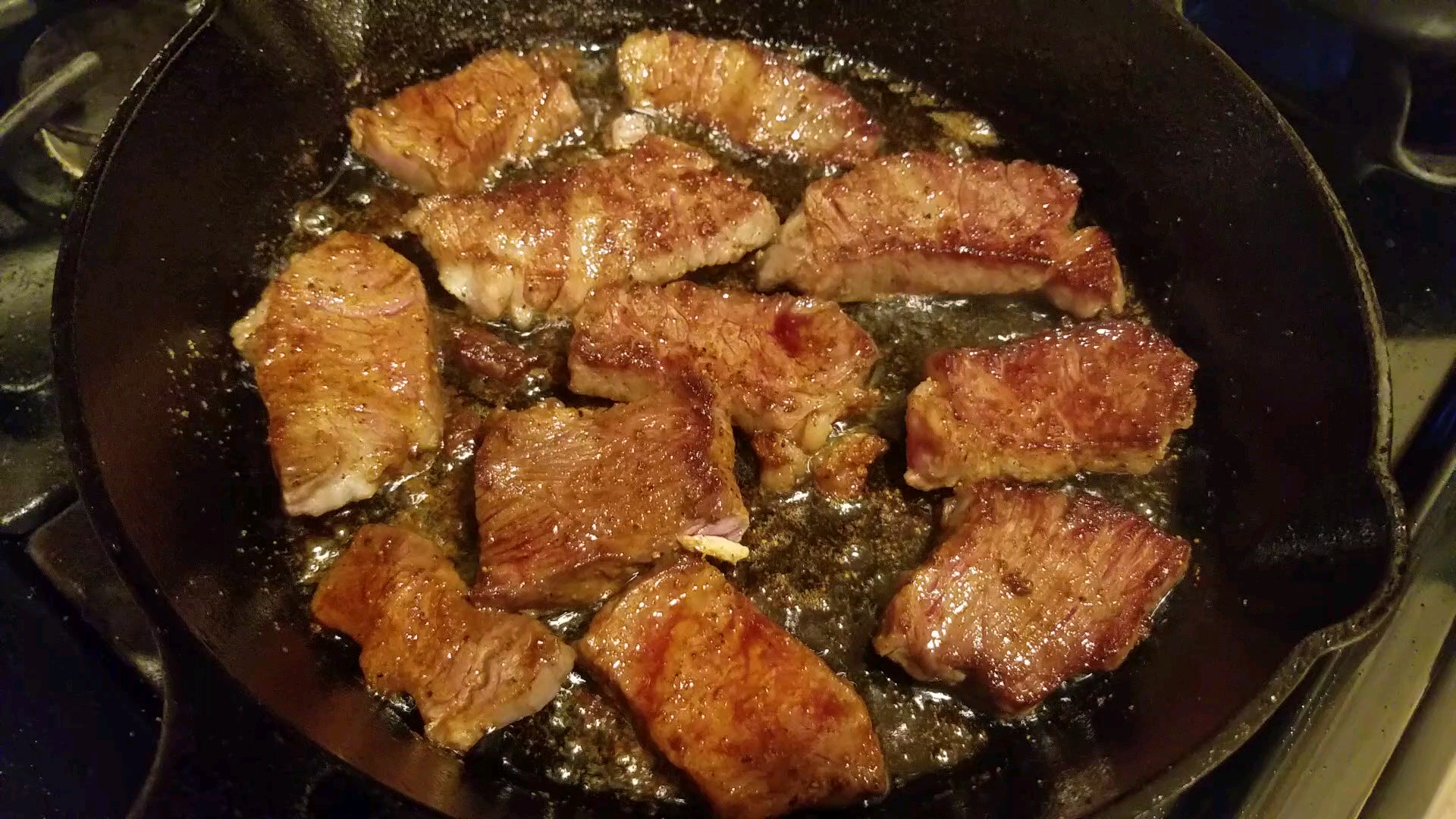 Female wagyu zabuton in cast iron - Dining and Cooking