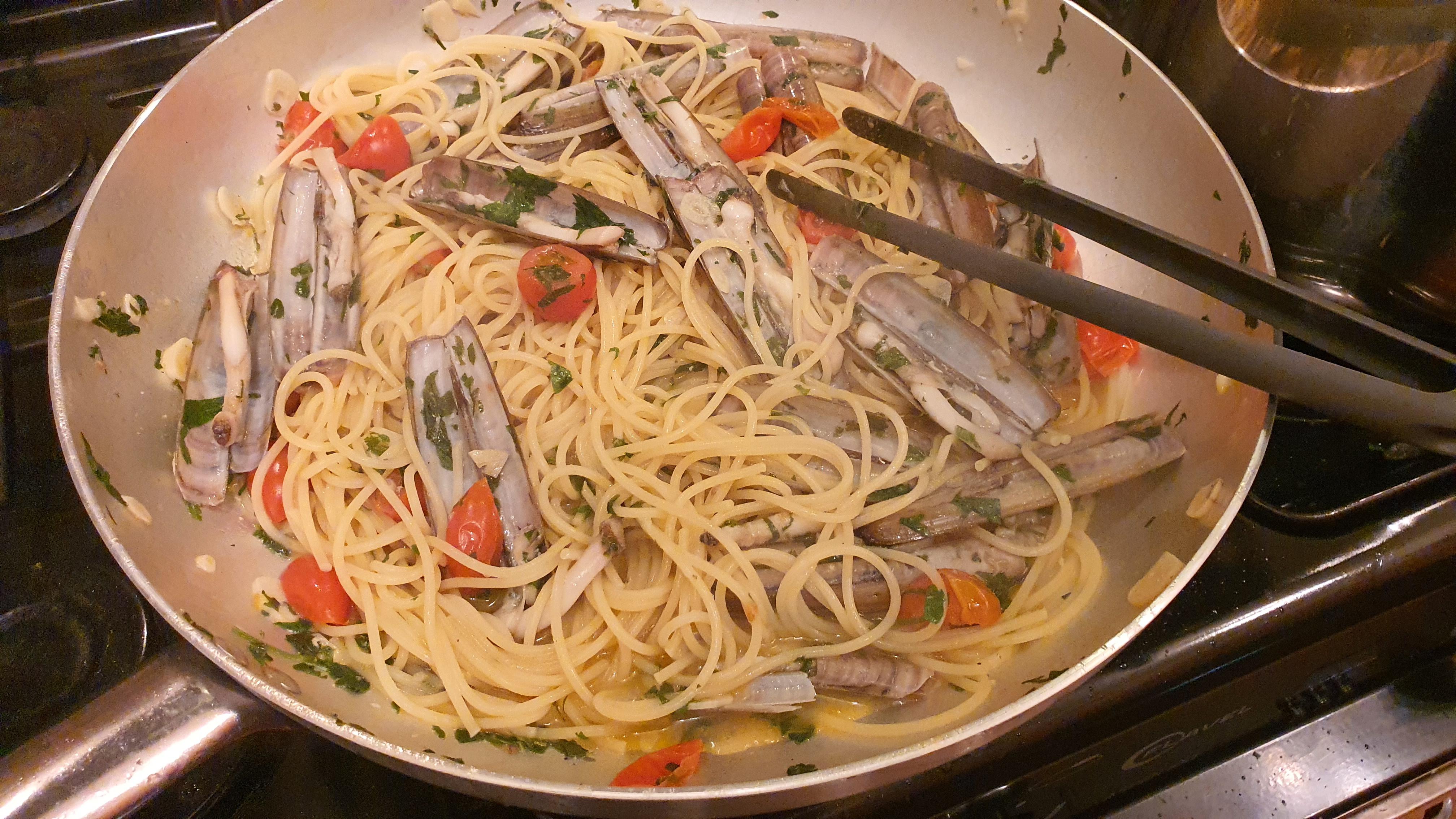 Spaghetti with razor clams - Dining and Cooking