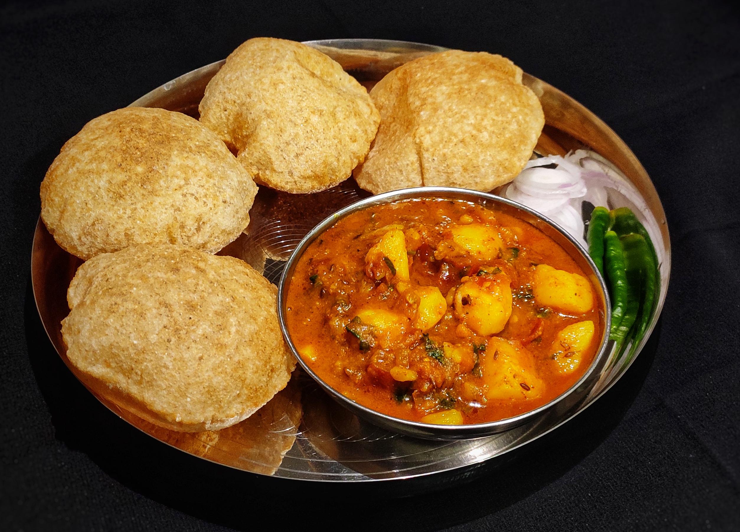 Aloo Ki Sabzi Aur Puri | Delicious Potato Curry And Puri Recipe ...