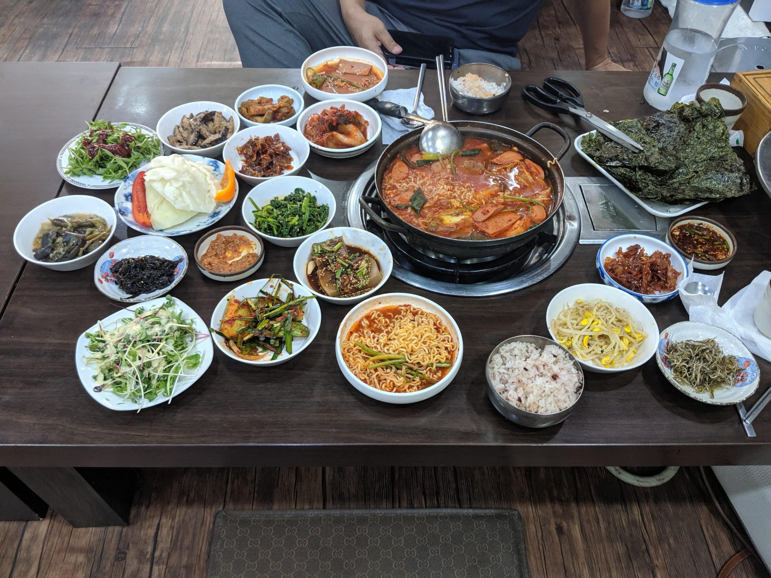 Never too many banchan [Sincheon, Seoul] - Dining and Cooking