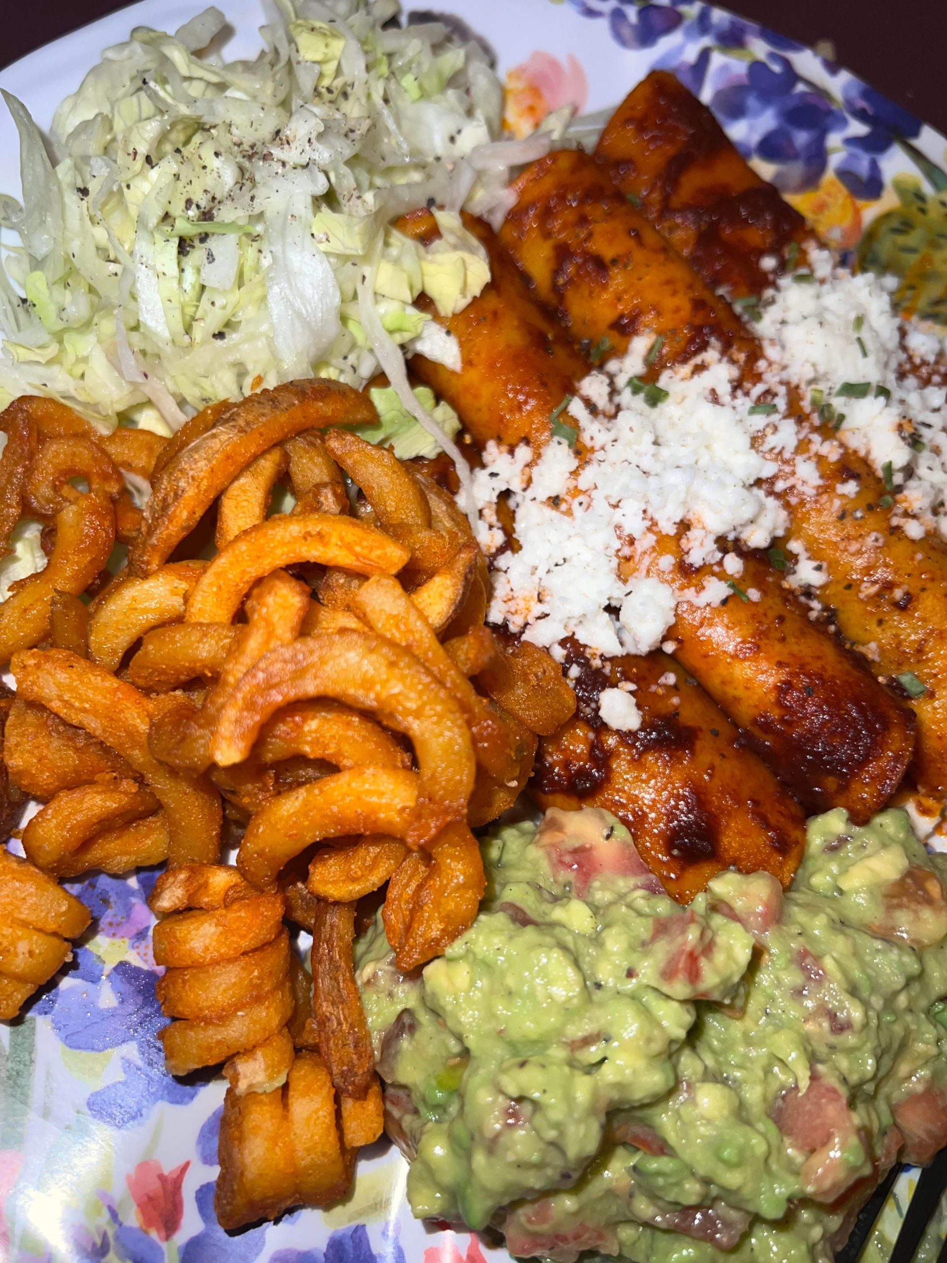 Enchiladas Mexicanas, guacamole, lechuga fresca y papas fritas ...