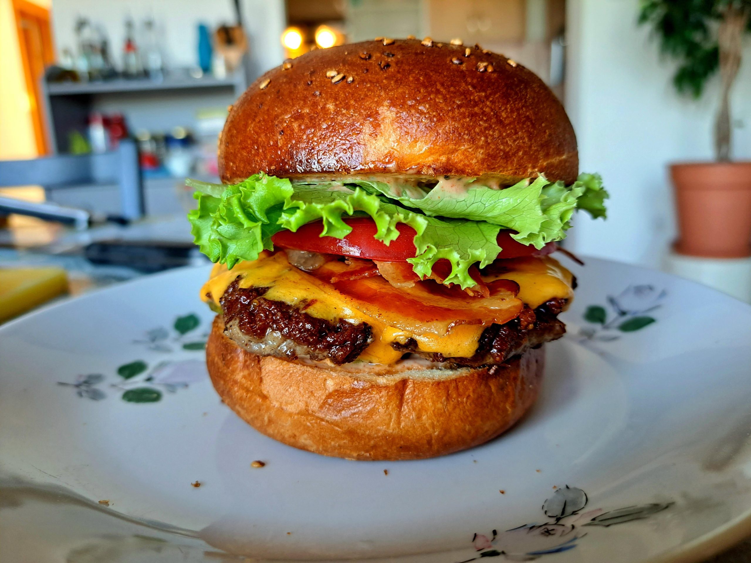 Cheeseburger with the works - Dining and Cooking