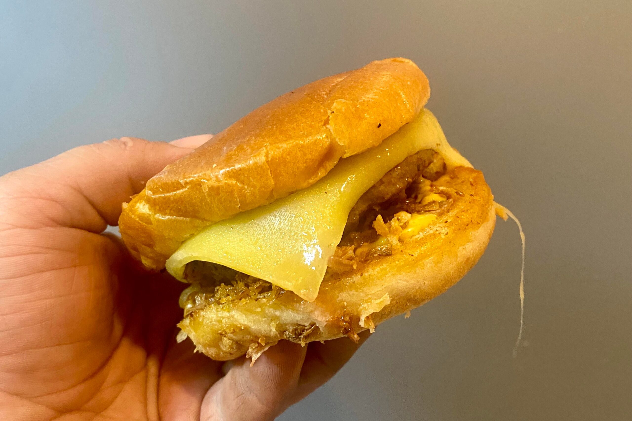 [Homemade] Cheeseburger with Angus Beef, Irish Cheddar and crispy ...