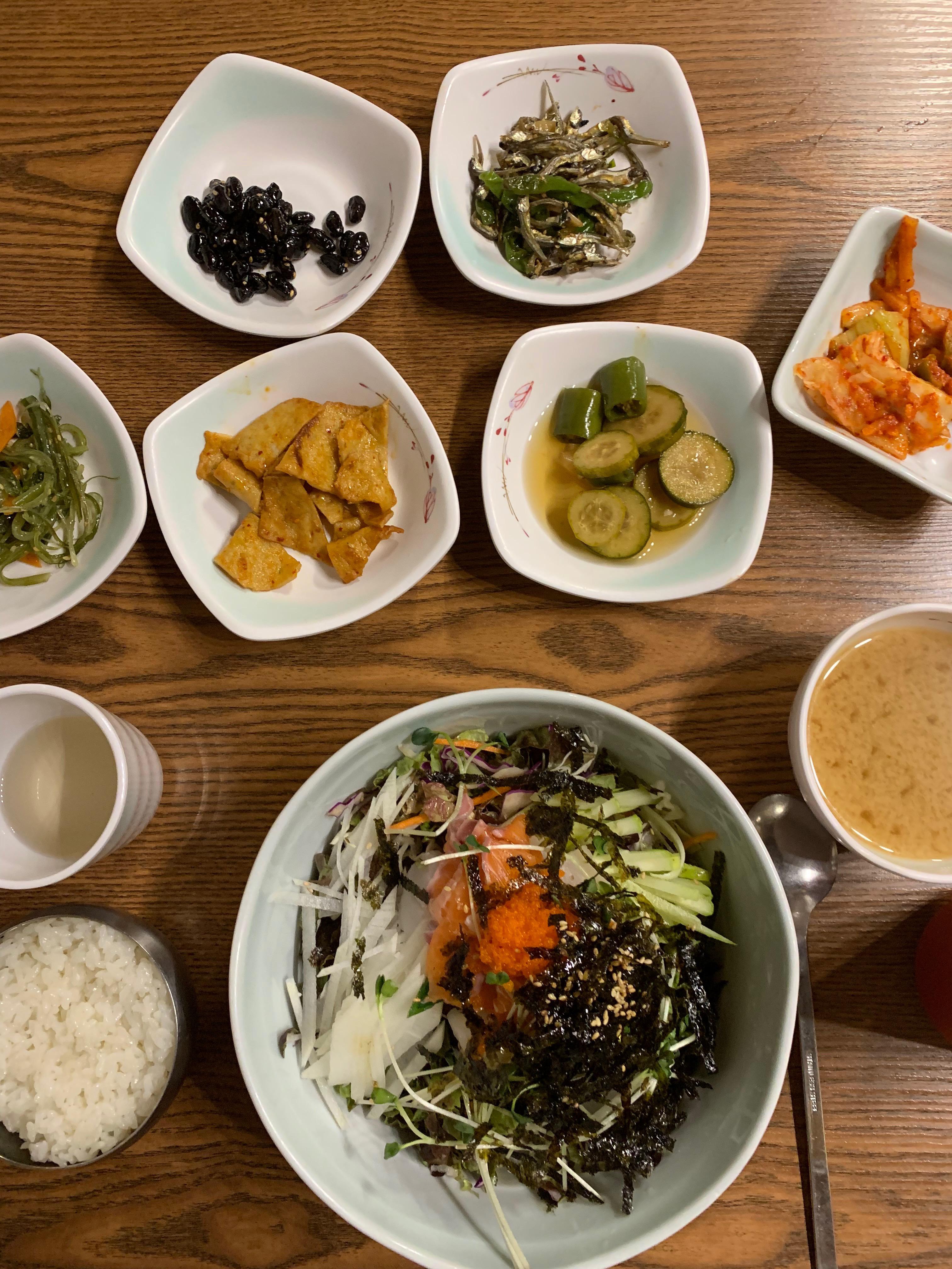회덮밥 (hwedupbap) and 반찬 (banchan) near 광화문 (gwanghwamun) - Dining and ...