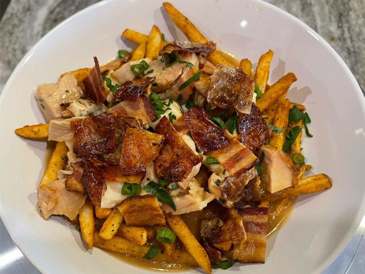 Had some leftovers, so I made Thanksgiving poutine with bacon and ...