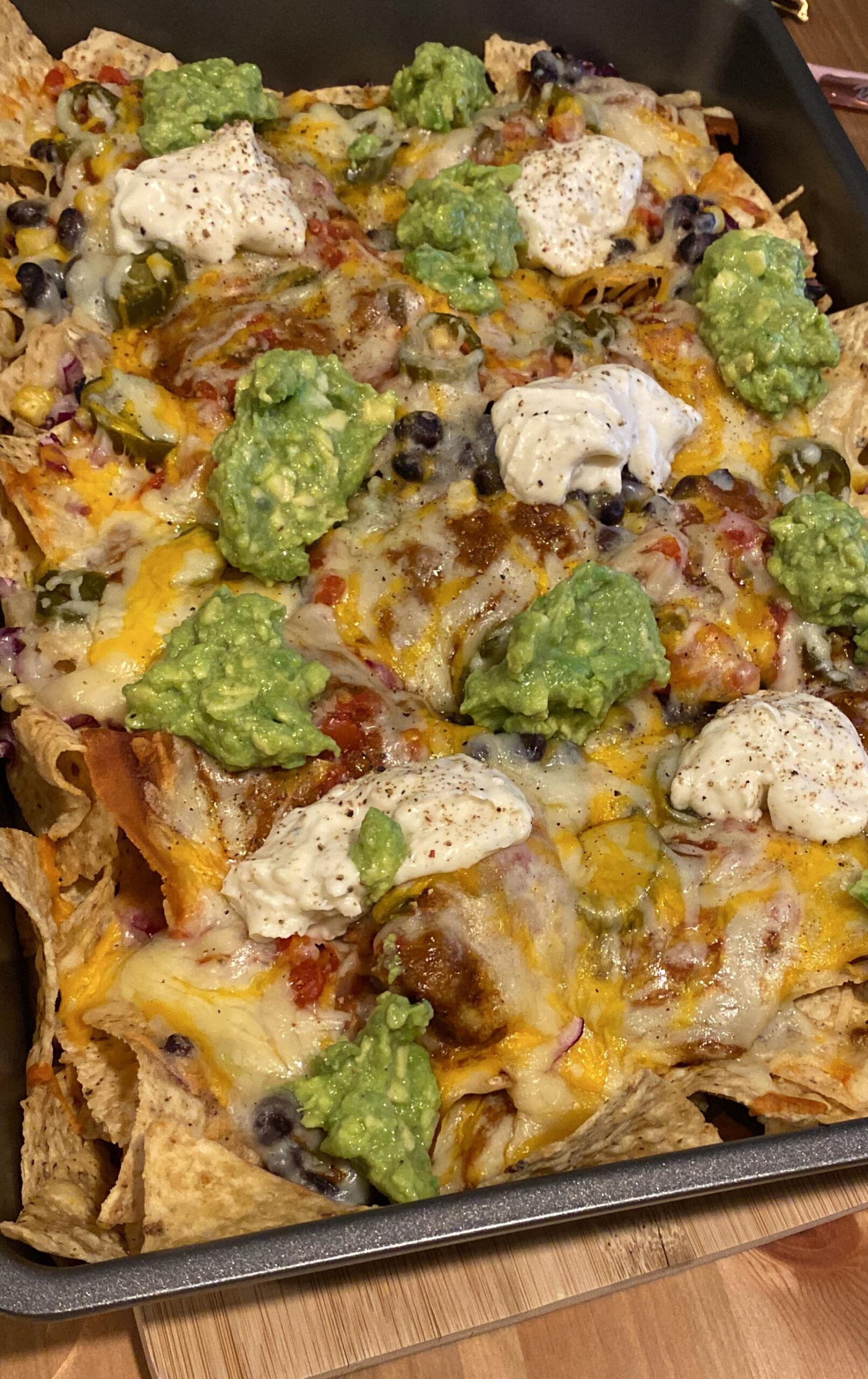 [homemade] Loaded Nachos with chili, beans, corn, guac, jalapeños, sour ...