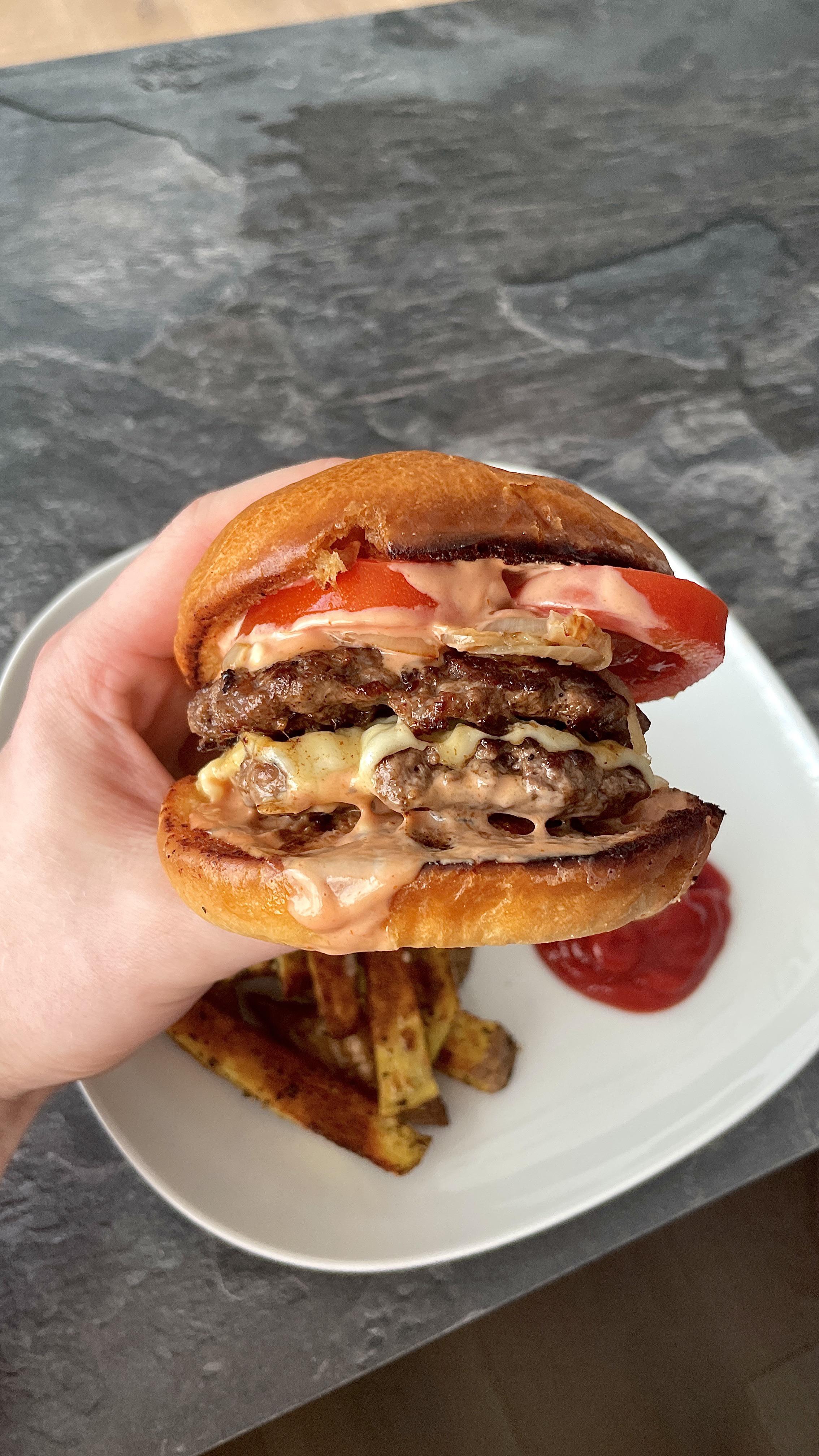 [oc] burger 👍🏼 - Dining and Cooking