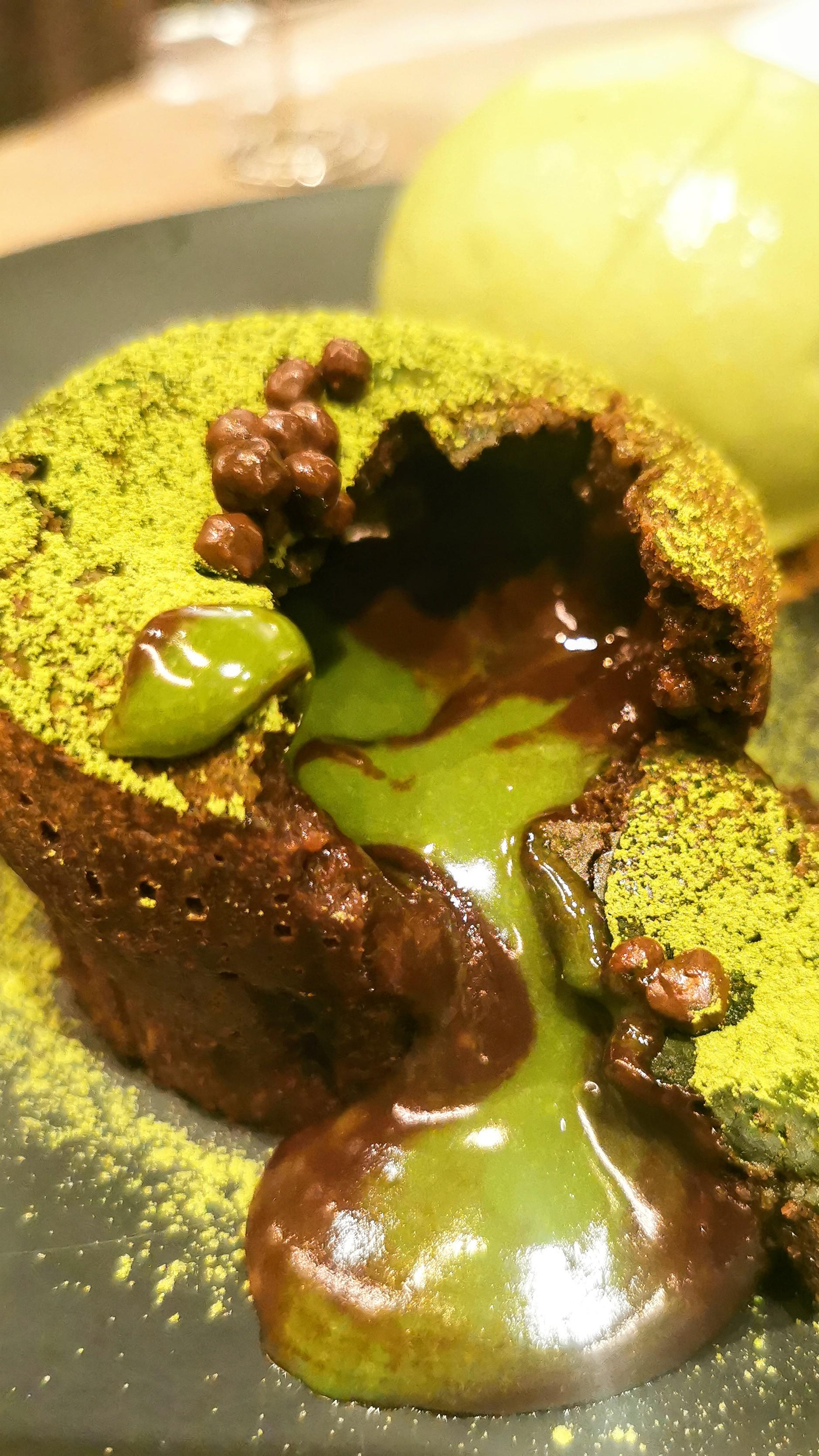 [I ate] matcha lava cake - Dining and Cooking