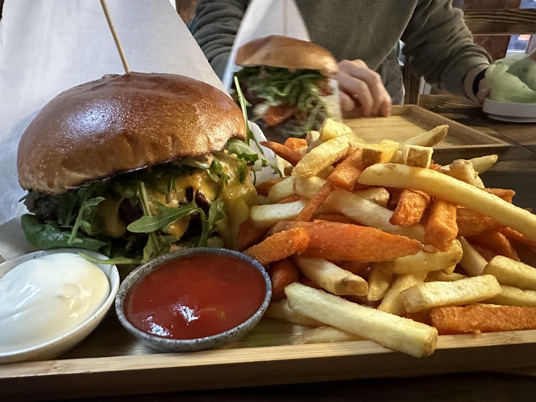 Brand-New Helal Burger-Restaurant in Berlin, Germany - Dining and Cooking
