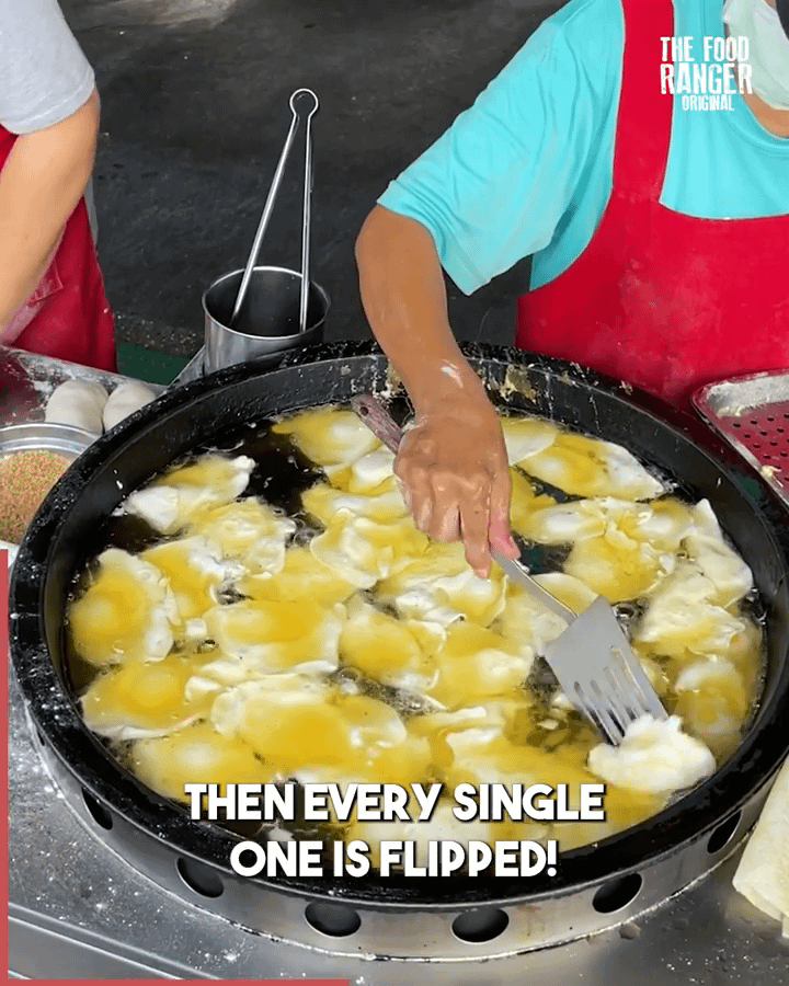 Making gongfei bing (communist bandit egg dumplings) in Chiayi, Taiwan ...