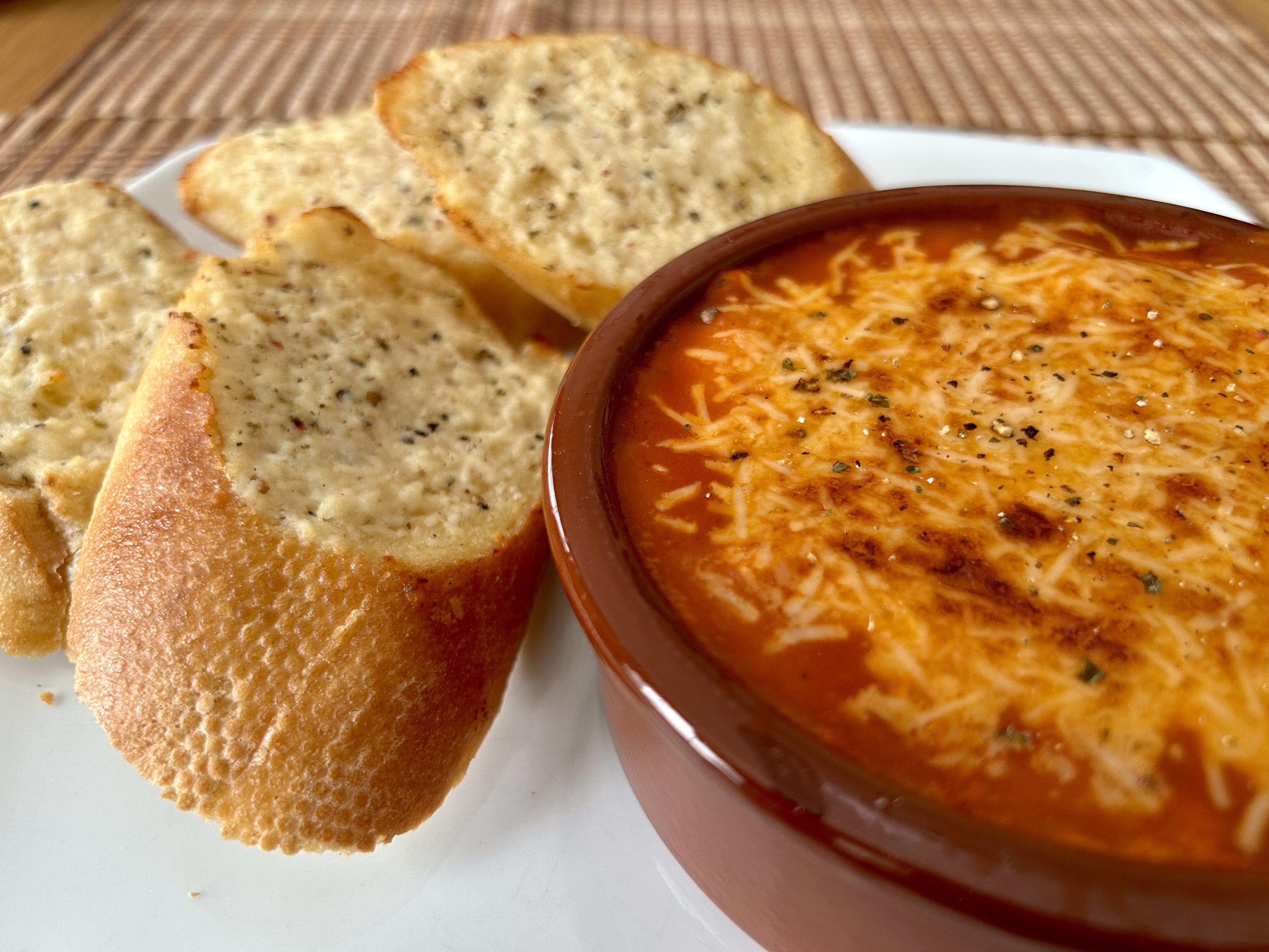 Cheesy garlic and tomato gnocchi bake with homemade baked cheesy garlic ...