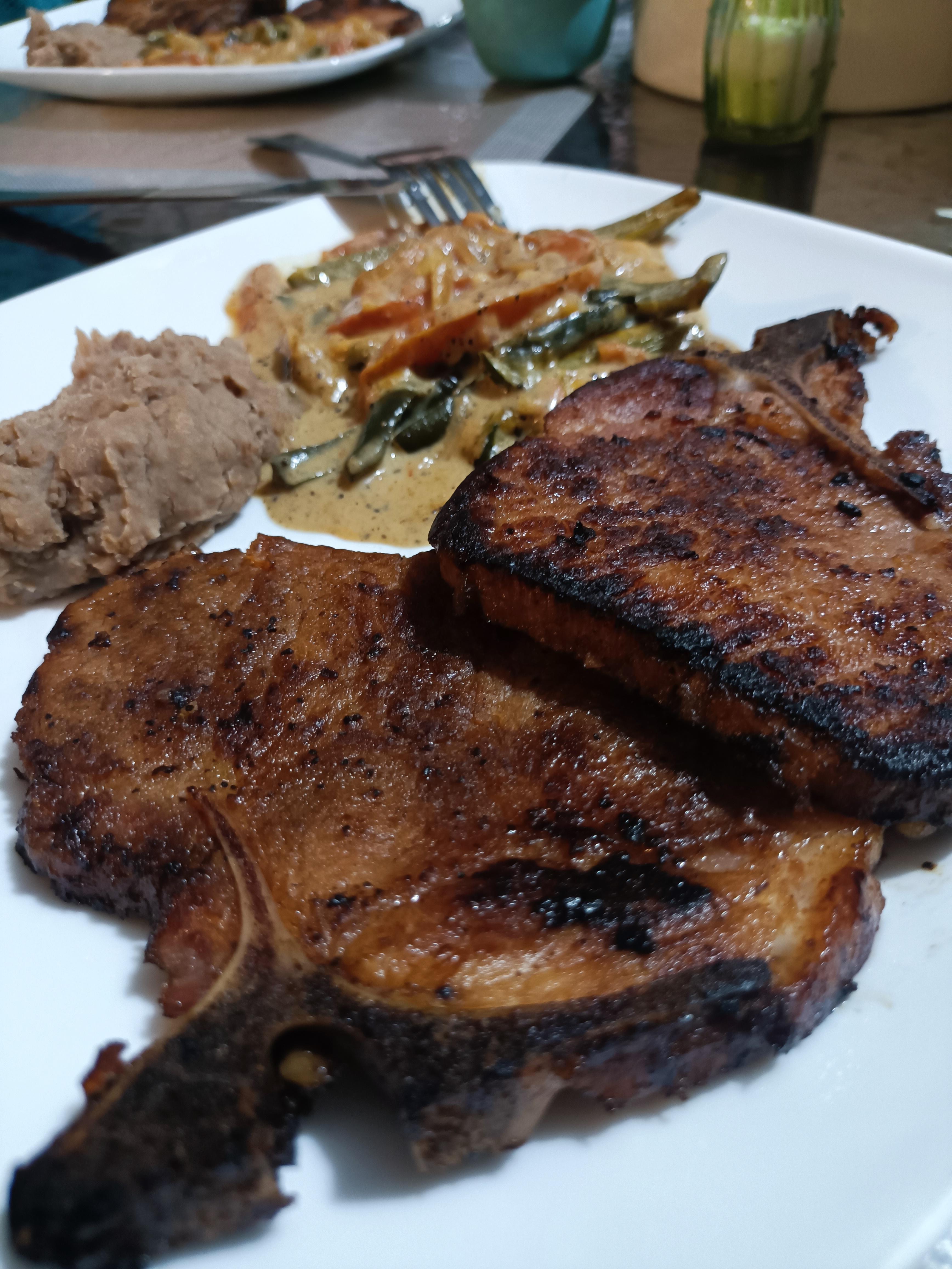 Chuleta de cerdo ahumada, frijoles y rajas con queso. - Dining and Cooking