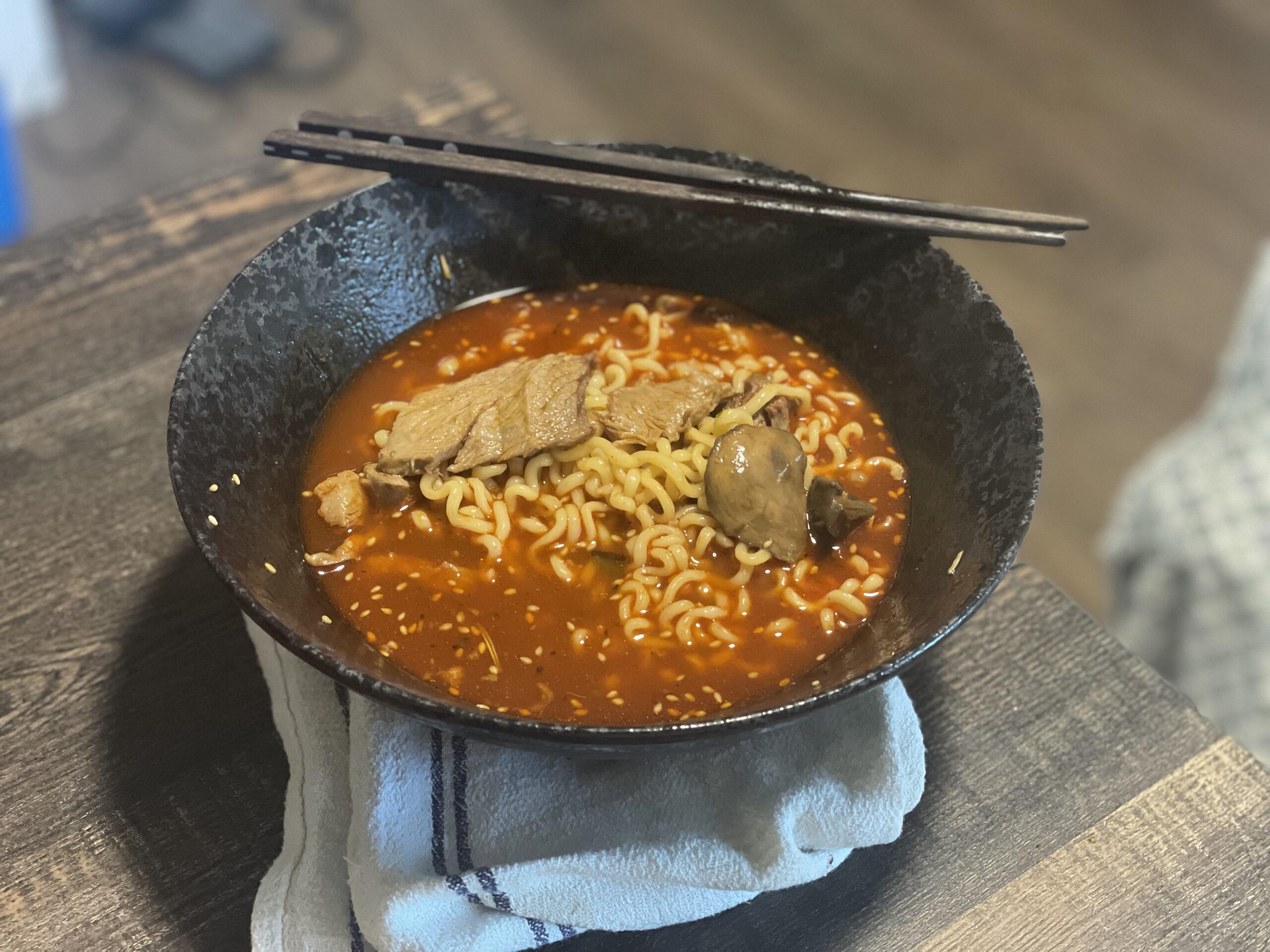 Spicy ramen with smoked rib roast and sautéed mushrooms - Dining and ...