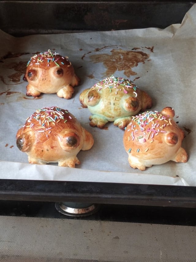 a year ago I baked bread frogs! or... is it bun frogs? Either way, I ...