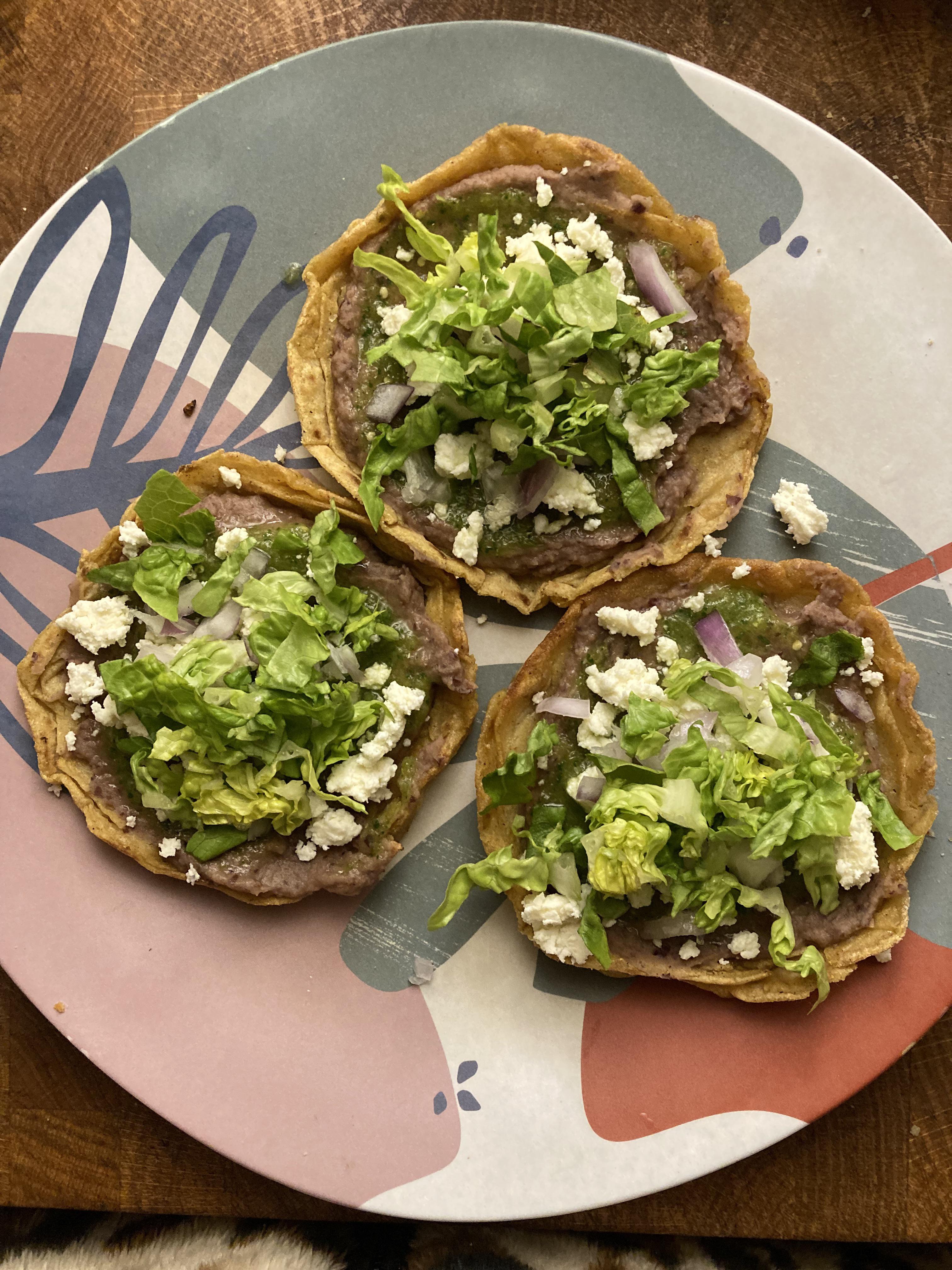 Sopes de frijol y salsa verde - Dining and Cooking