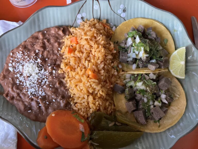 Tacos de Lengua con salsa verde, arroz y frijoles. 🌮 - Dining and Cooking