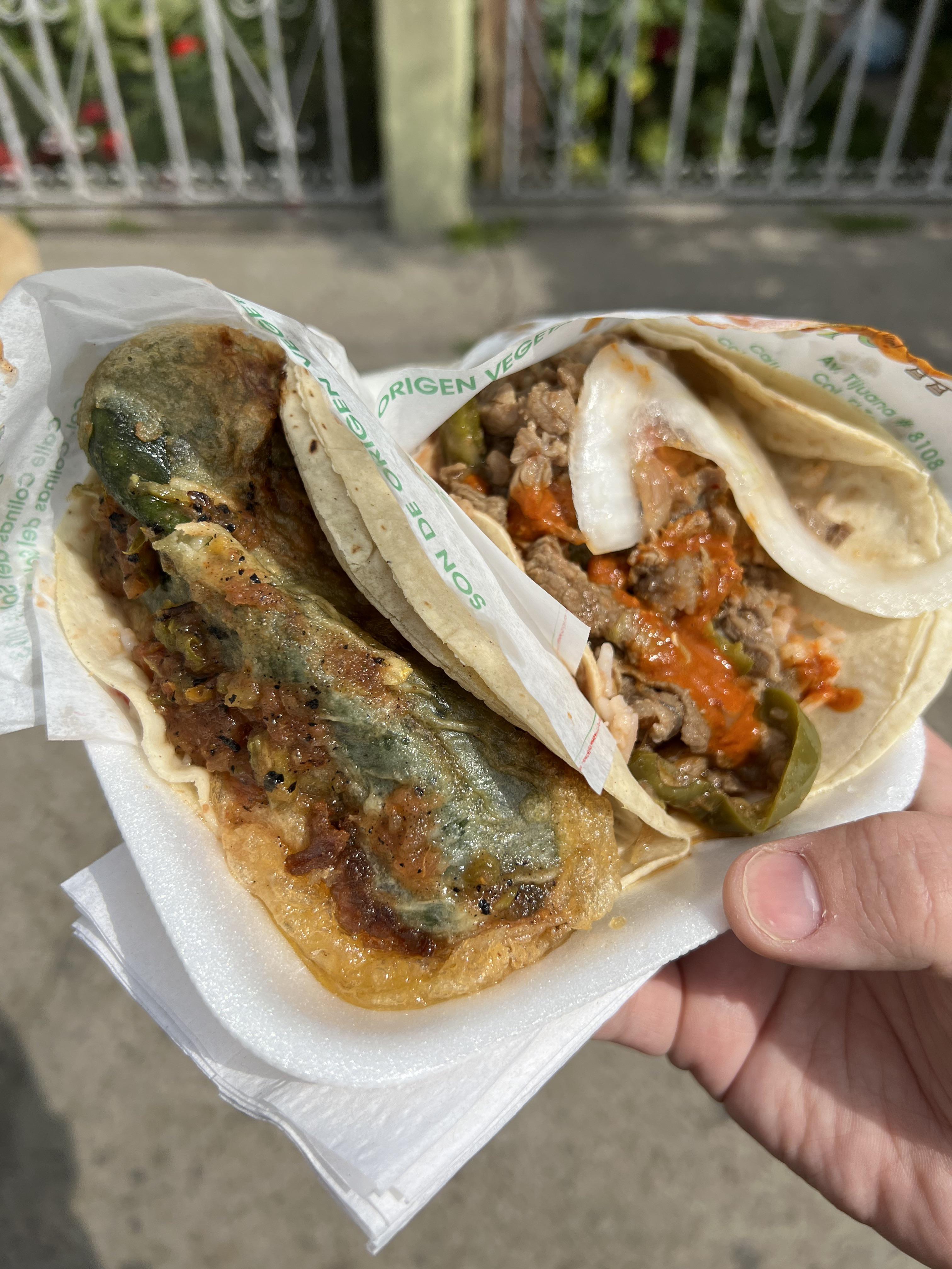 Tacos guisados. A la izquierda esta chile relleno, a la derecha esta ...