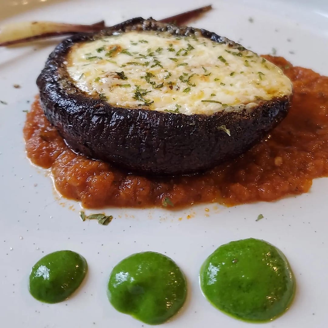 [Homemade] Mascarpone and sauce-stuffed portobello with seared ramps ...