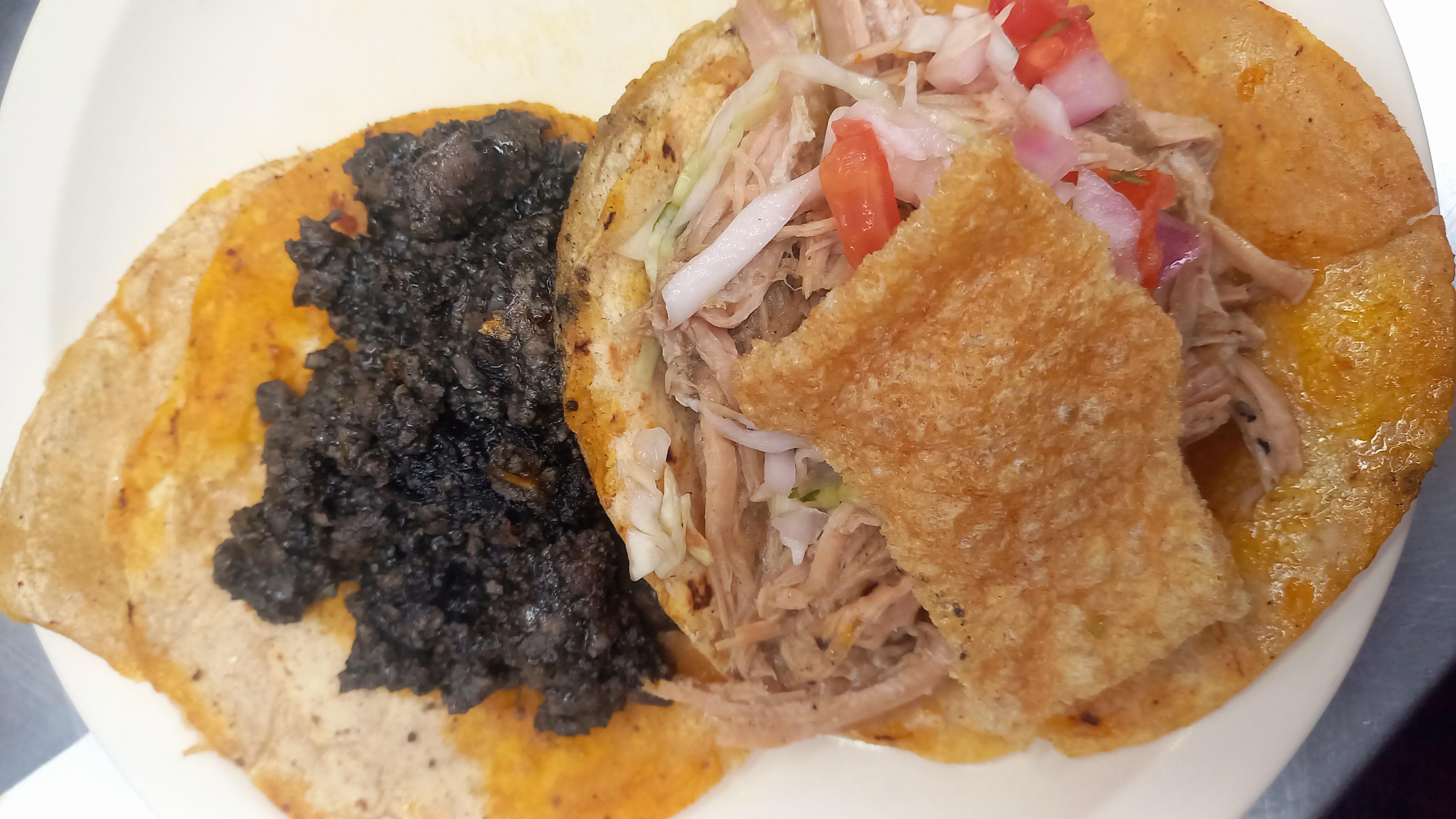 Tacos de relleno negro y lechón - Dining and Cooking