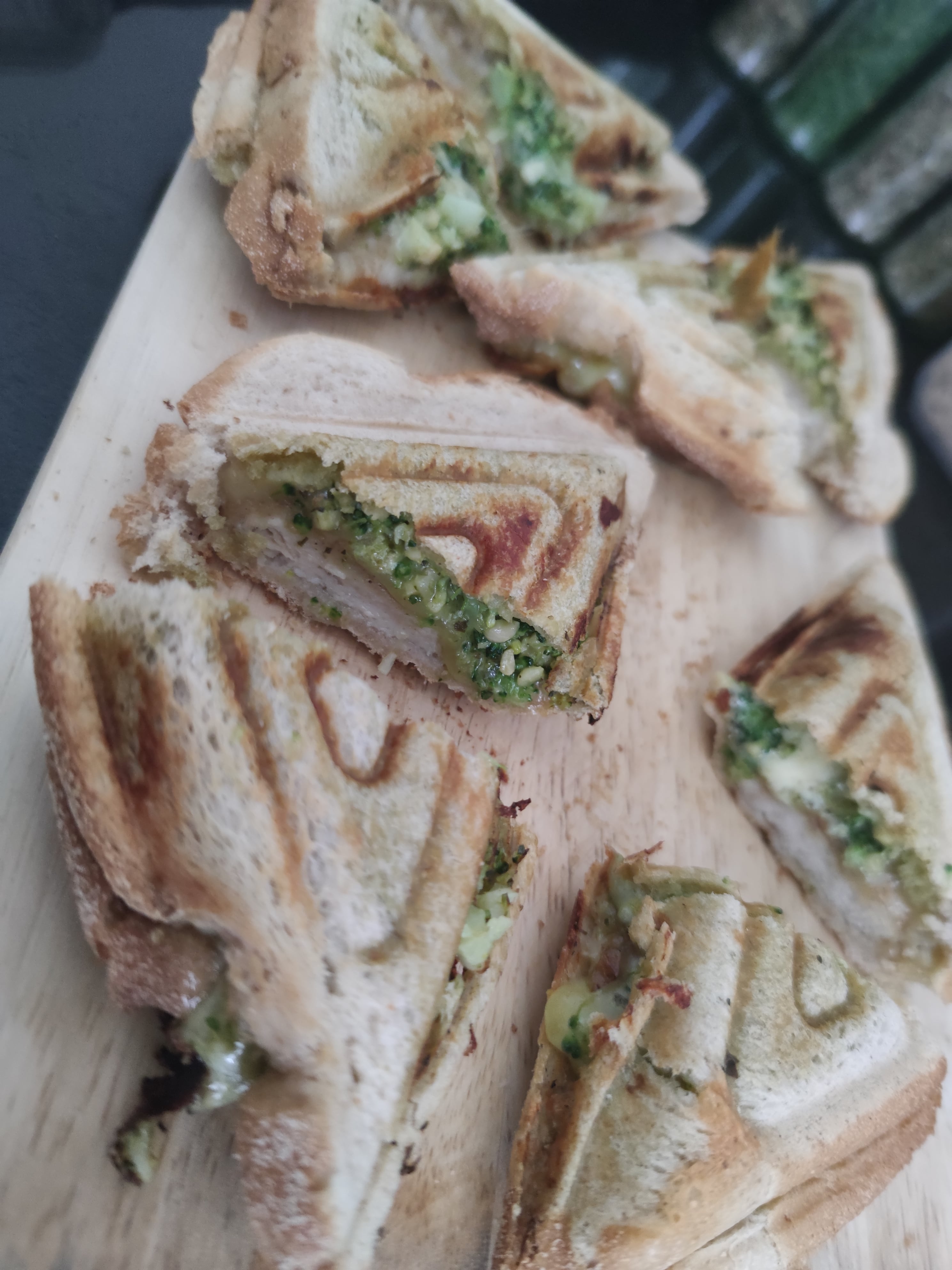 Pesto & blue vein + broccoli parsley / chicken fillet, chilli sauce ...