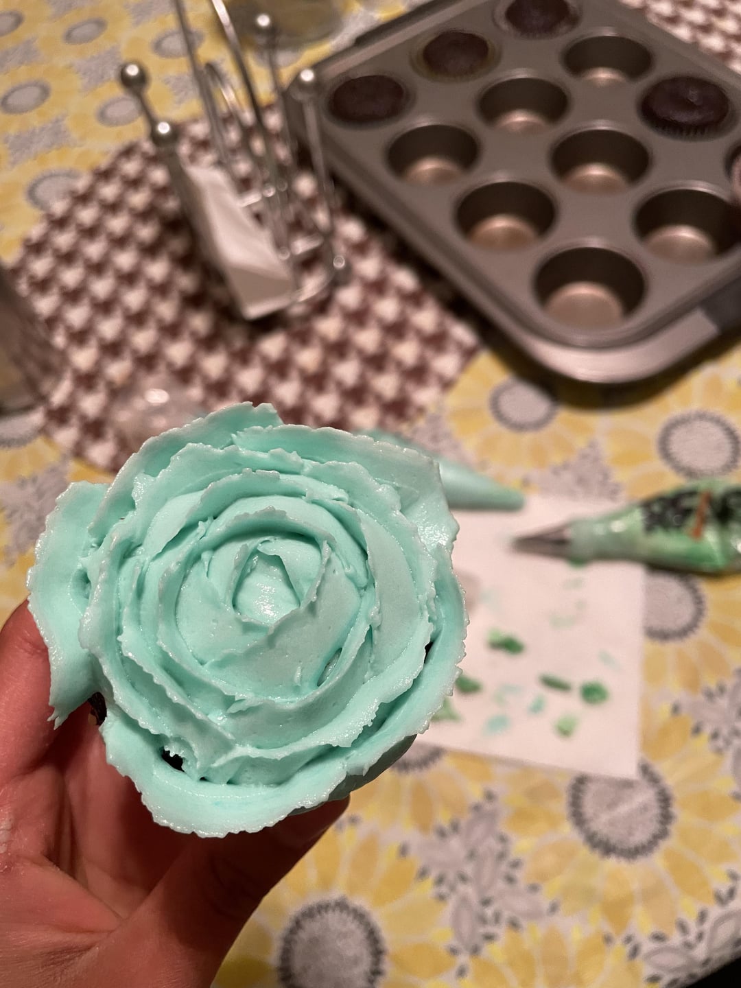 First time piping flowers, buttercream help needed and advice welcome 🙂 ...