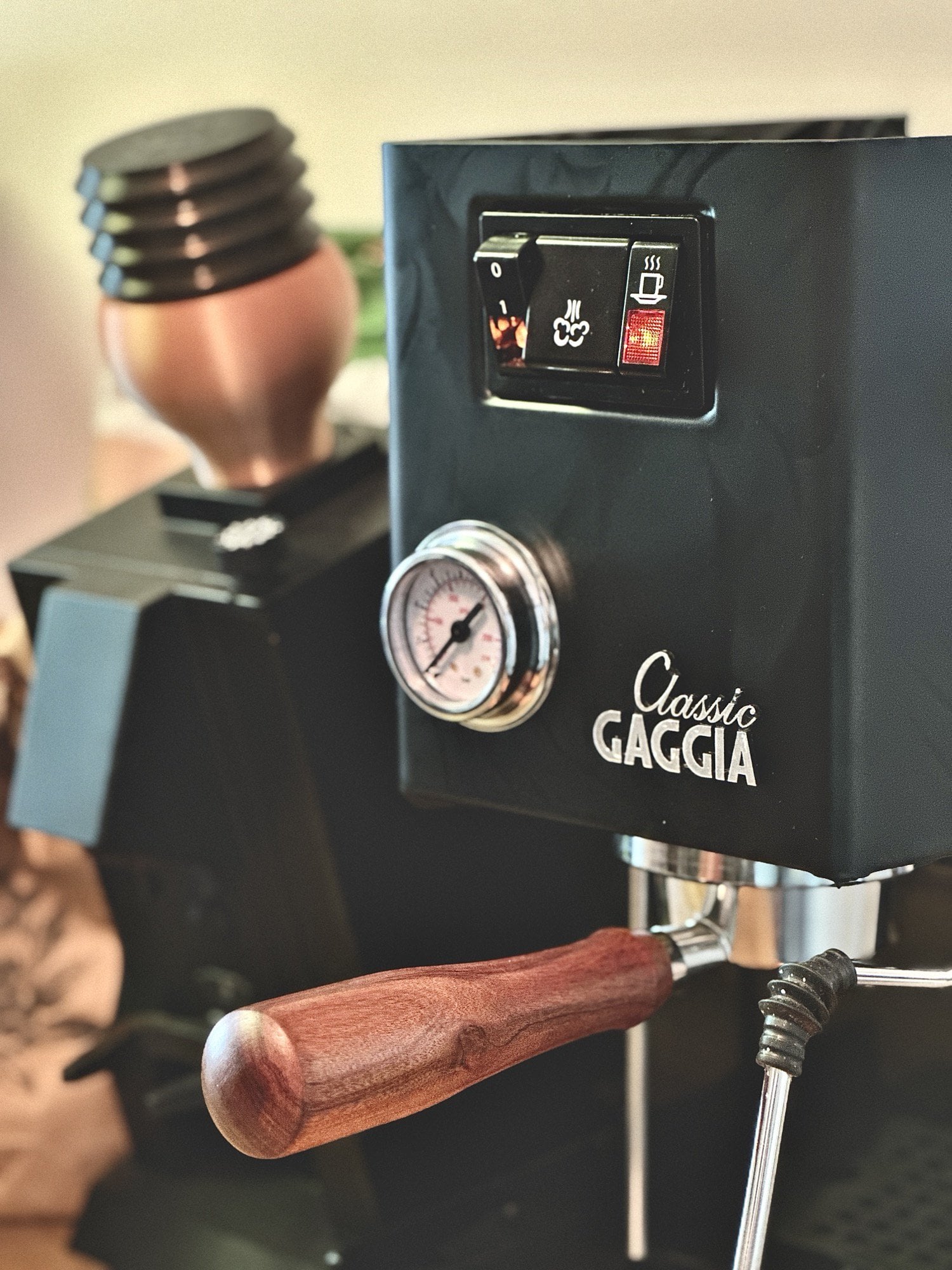 Wrapped my Gaggia Classic (2015) in Matte black, added a Pressure Gauge ...