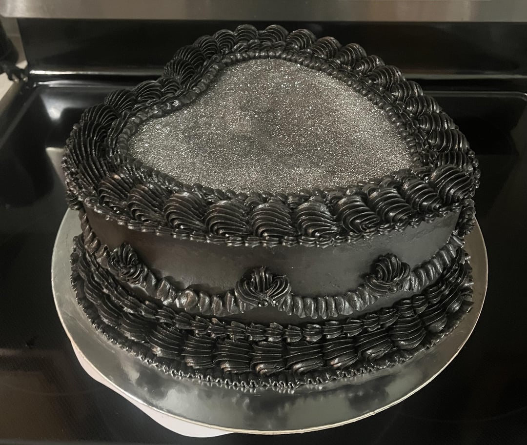 A black heart cake I did for a Sweet Sixteen. - Dining and Cooking