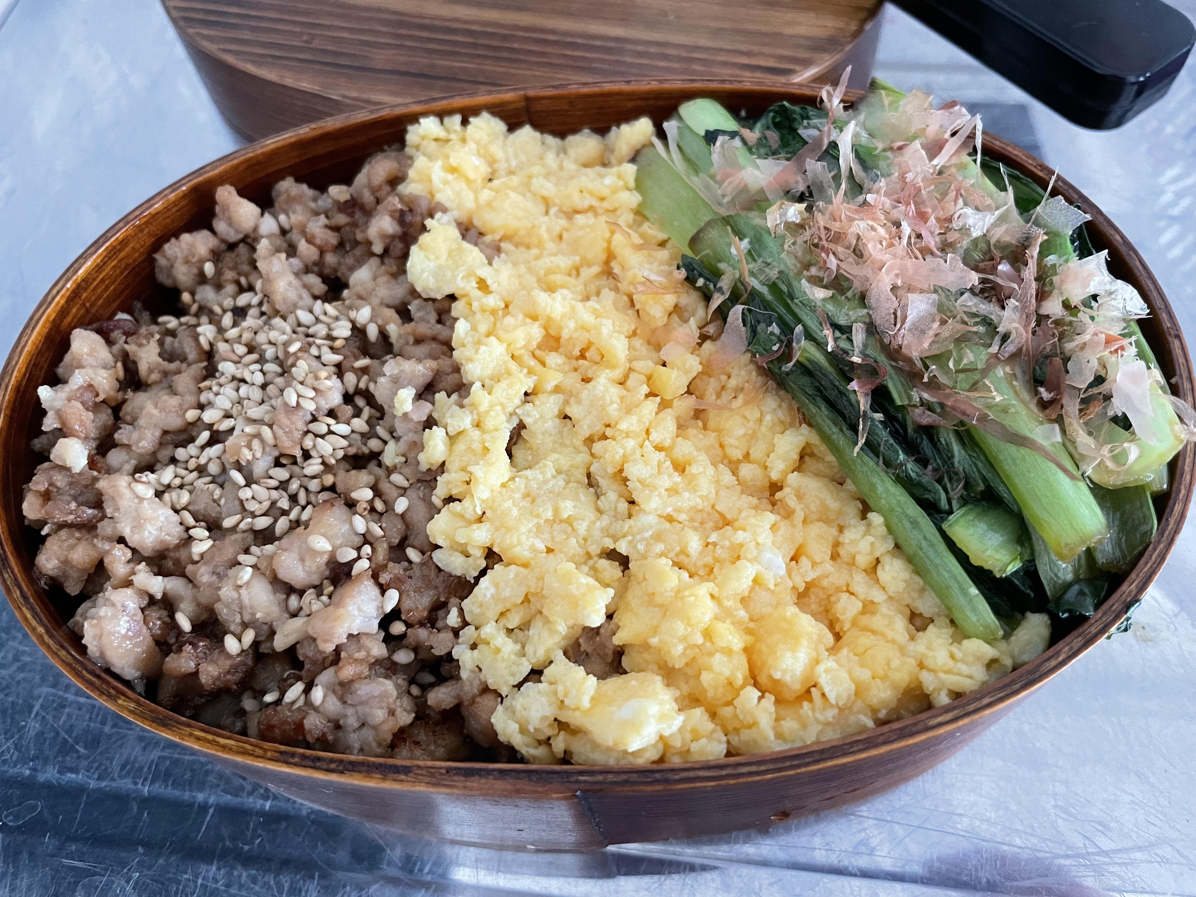 Chicken soboro bento with stir fried komatsuna - Dining and Cooking