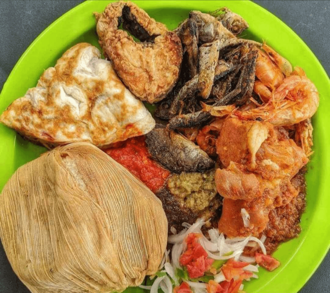 Kenkey (cornmeal dumpling), fried omelette, fried fish, fried shrimps ...