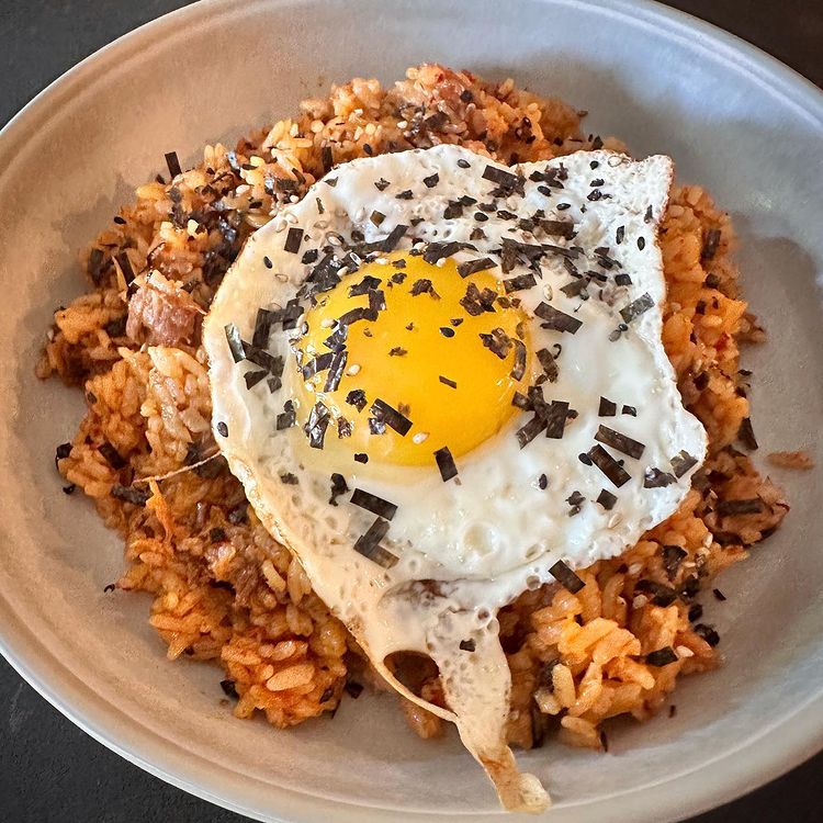 An easy kid's meal, kimchi fried rice with egg - Dining and Cooking