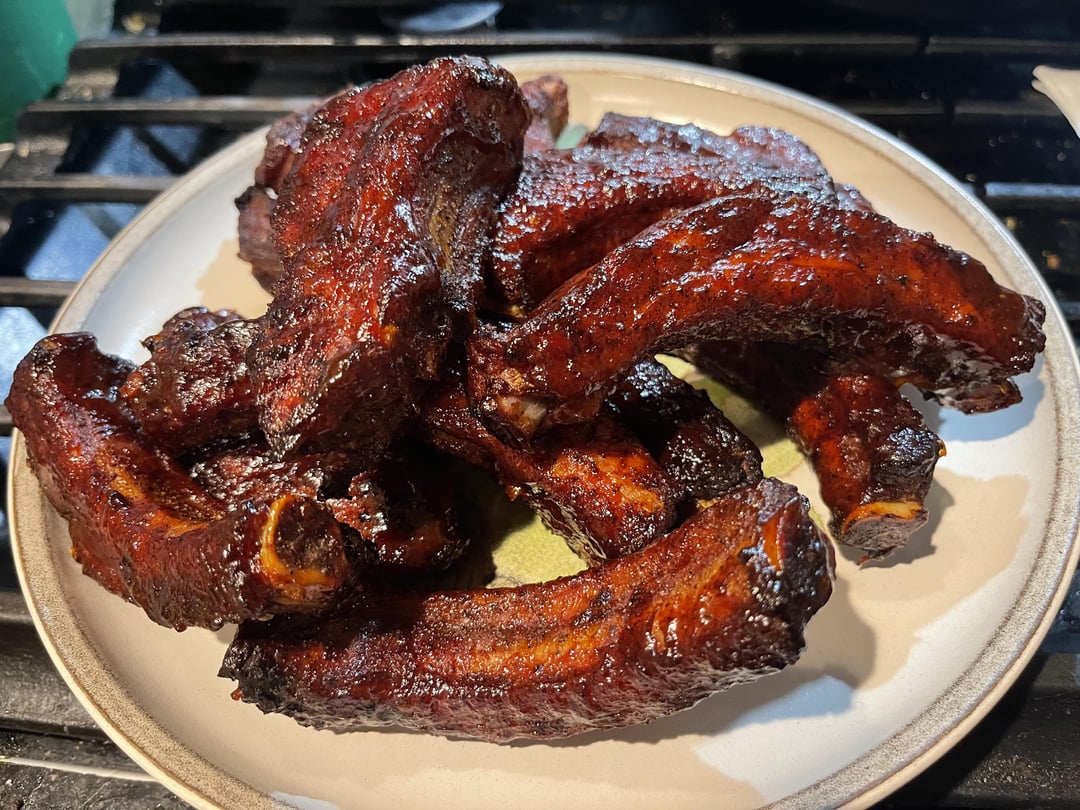 Vents wide open, full lit chimney in the SnS, ribs in just over an hour ...