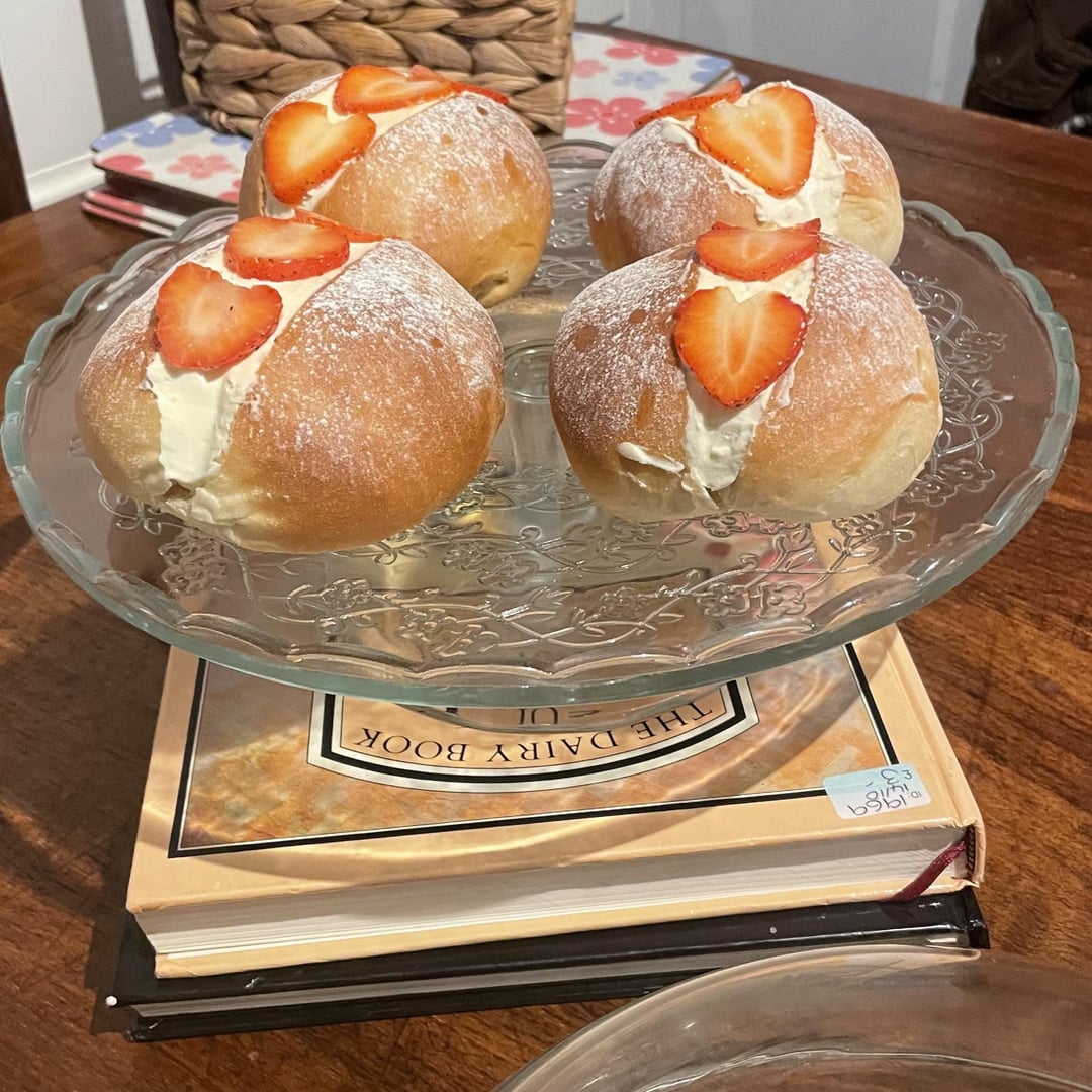 Bake off bake along week 3! Devonshire splits 🍓 - Dining and Cooking