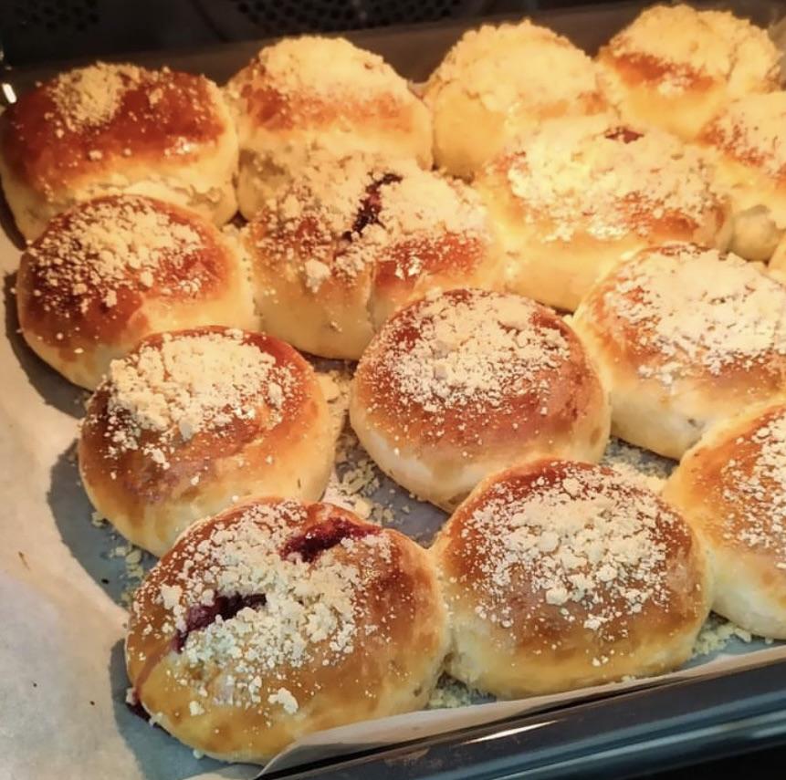 Buns with cherry jam and streusel - Dining and Cooking