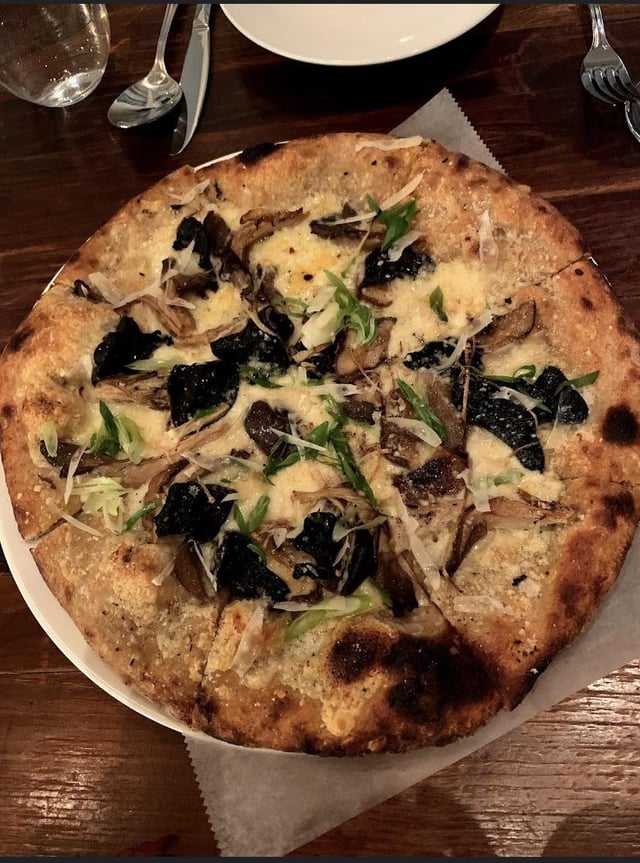 How many calories in this pizza? It looks slightly bigger than 10 ...