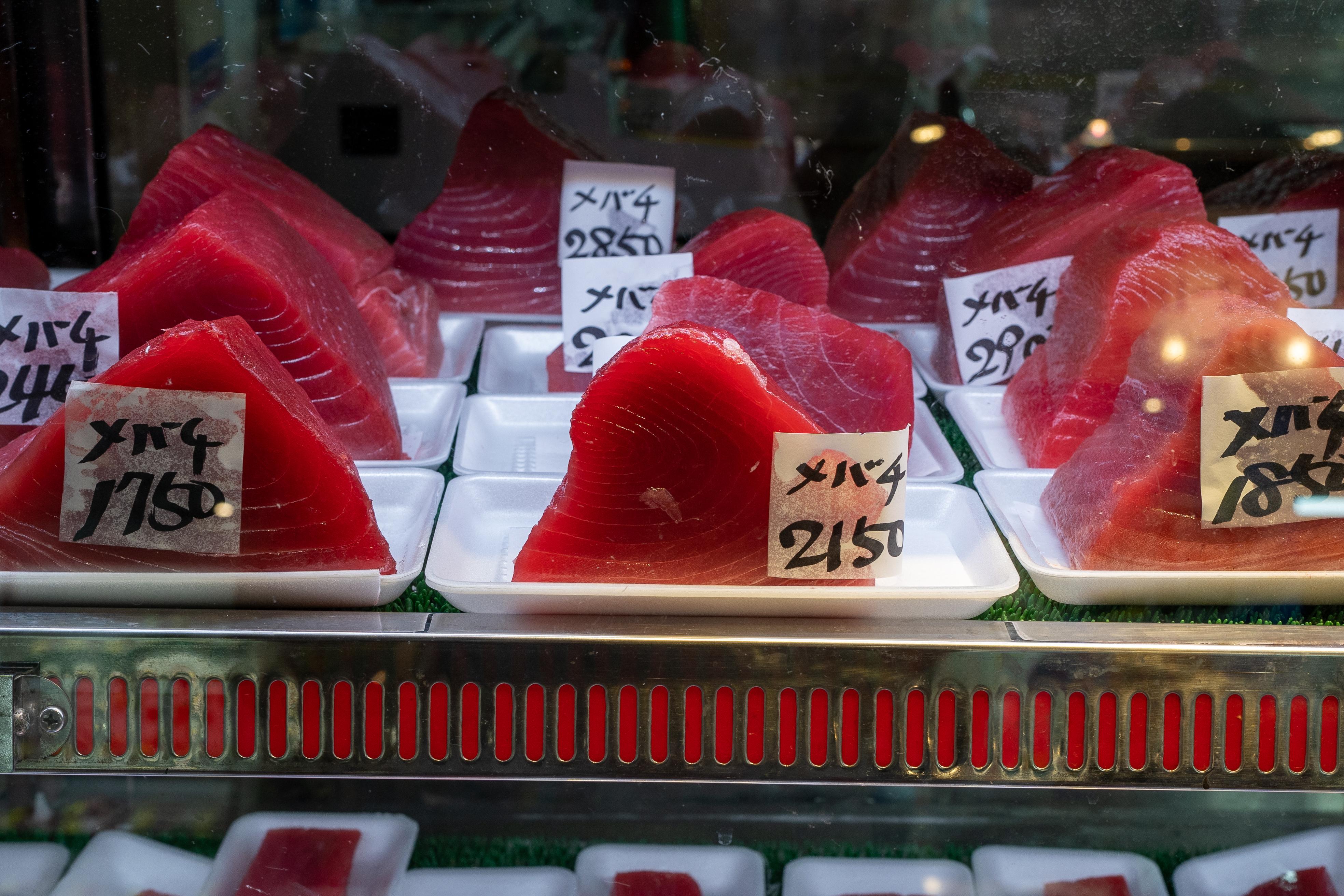 Tuna in an Okinawan fish market - Dining and Cooking