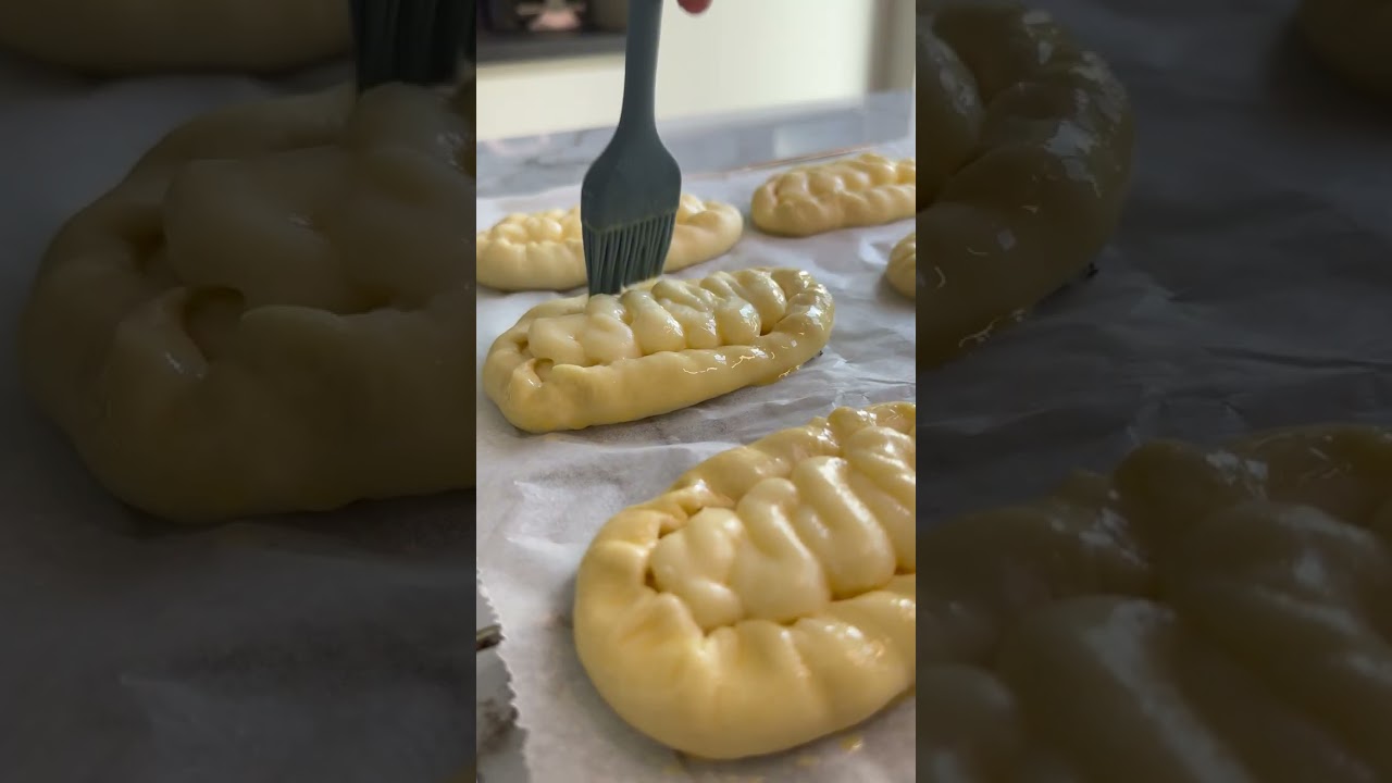 PINK BUNS FILLED WITH CUSTARD - Dining and Cooking