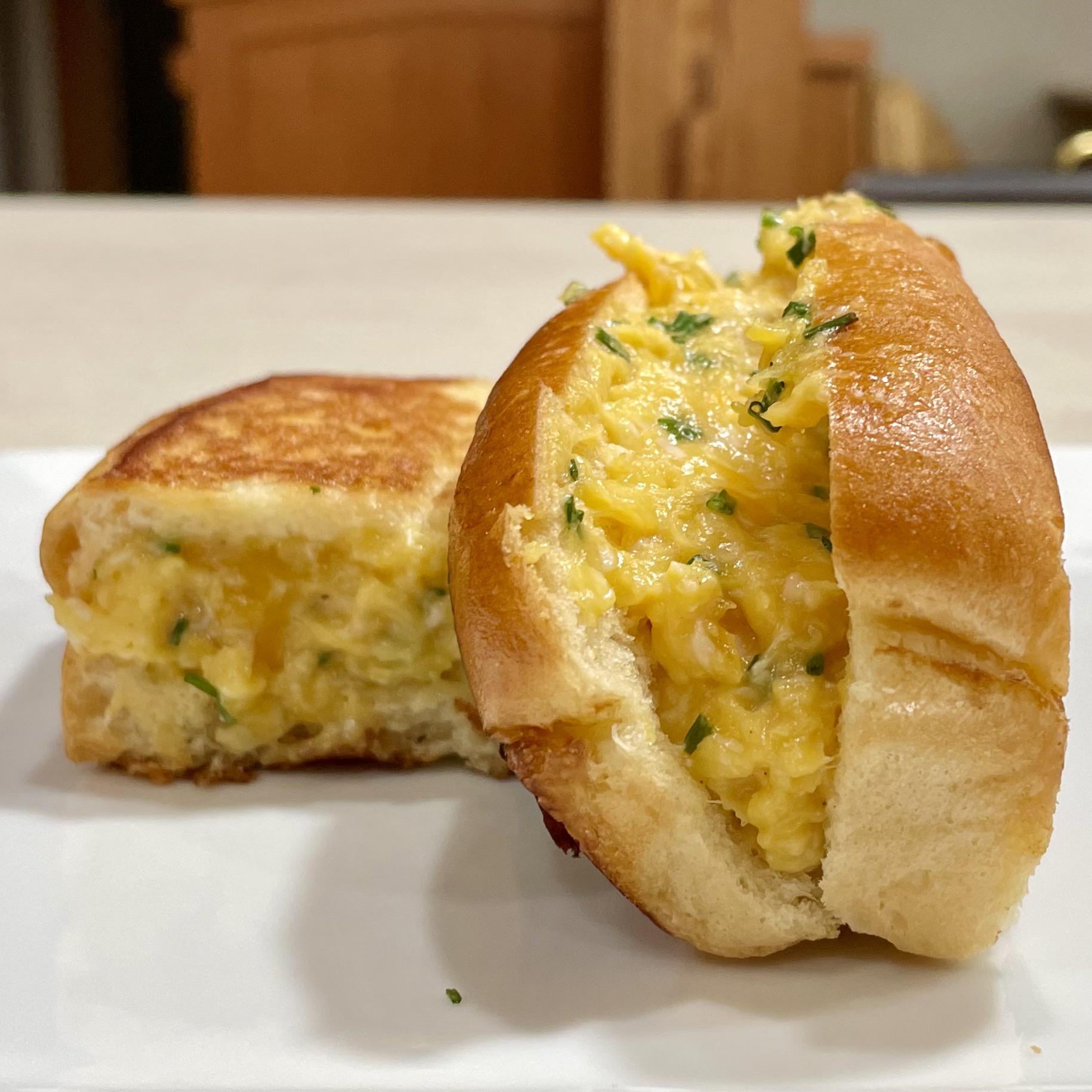 Eggs on brioche with chives and cheddar - Dining and Cooking