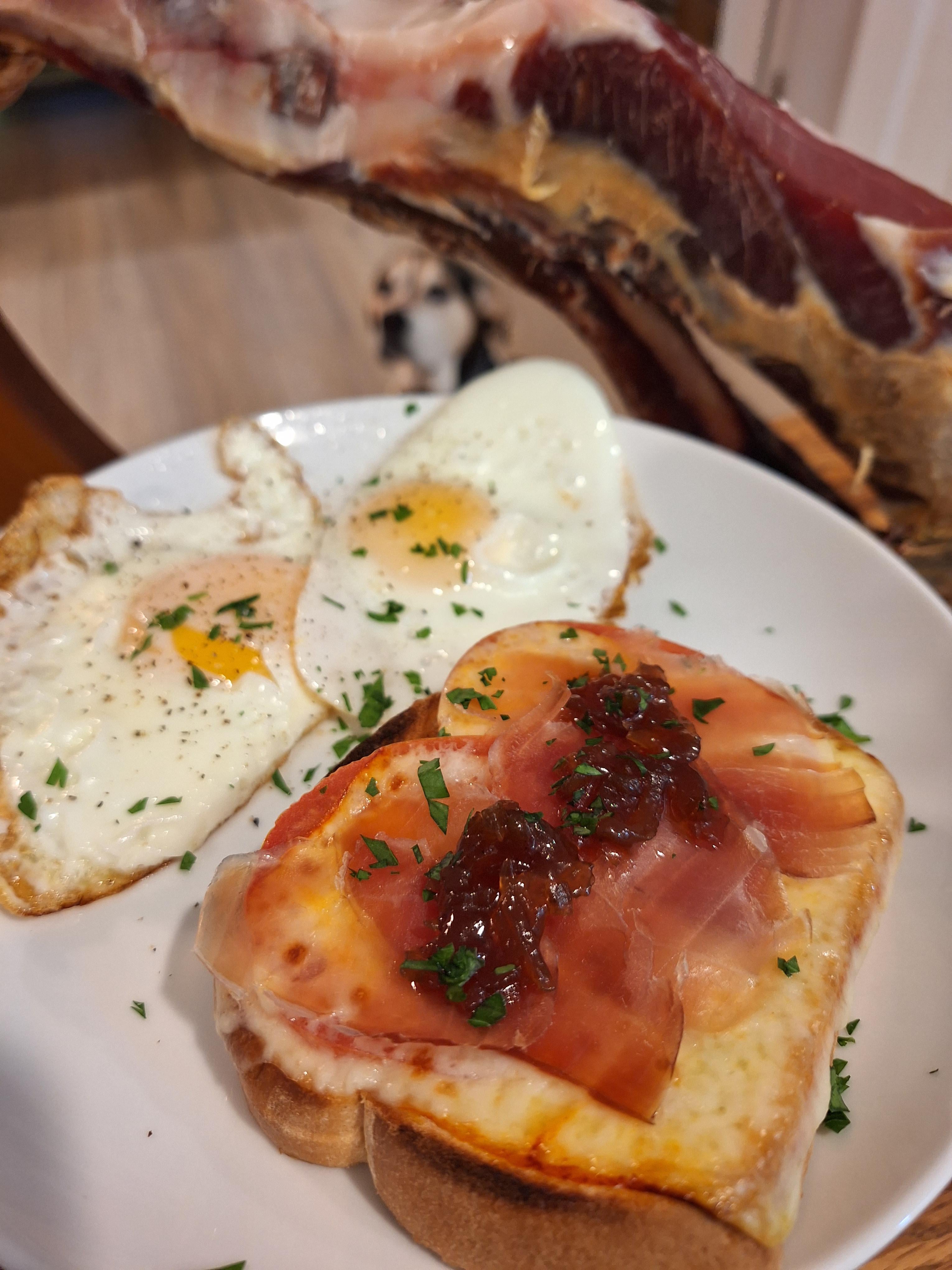 Jam on jamon on cheesy tomato toast with an egg [homemade] - Dining and ...