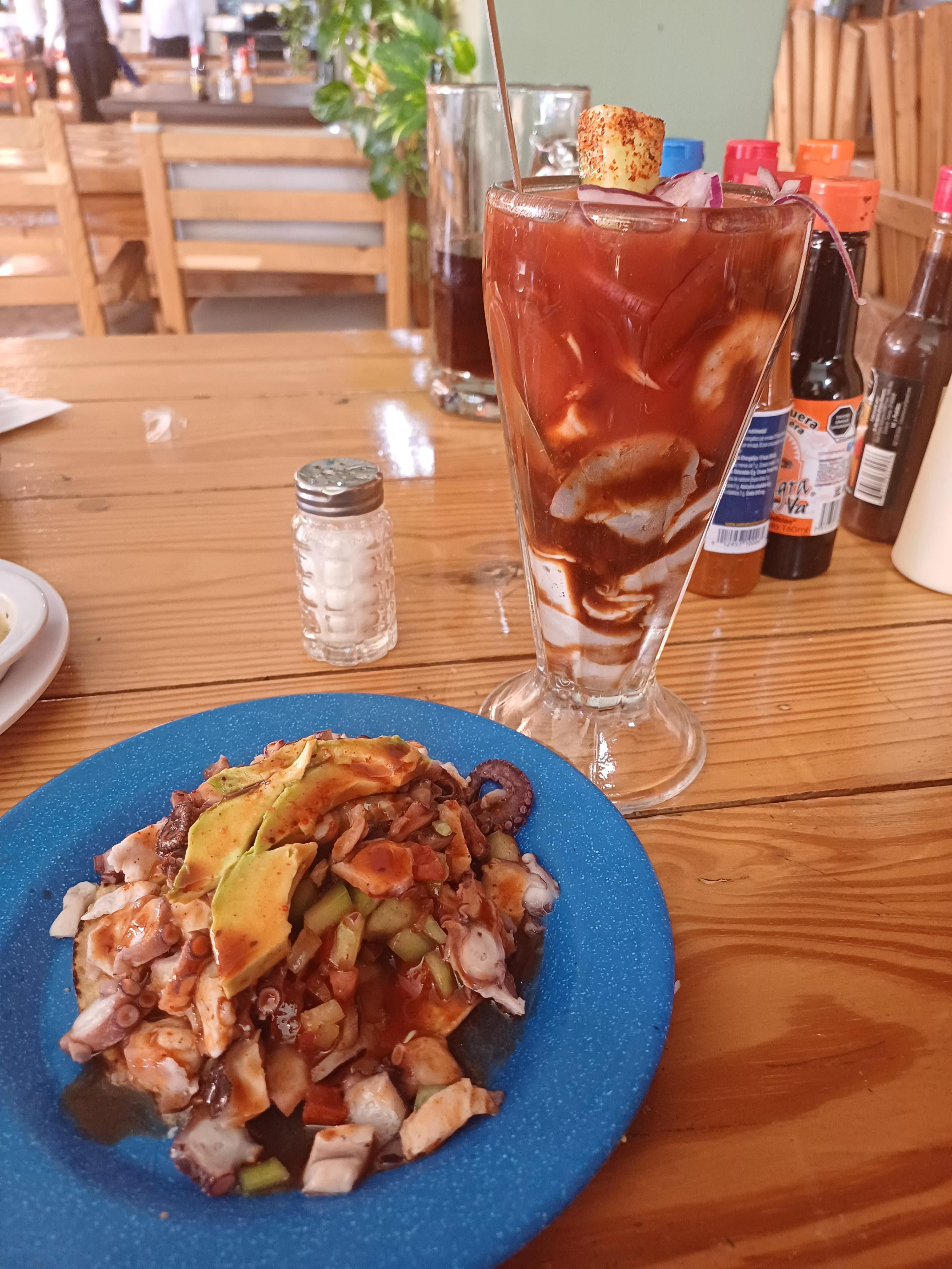 Tostada de pulpo y agasajo - Dining and Cooking