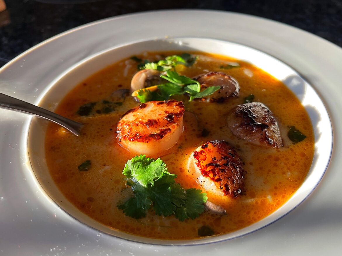Thai coconut soup with seared scallops - Dining and Cooking