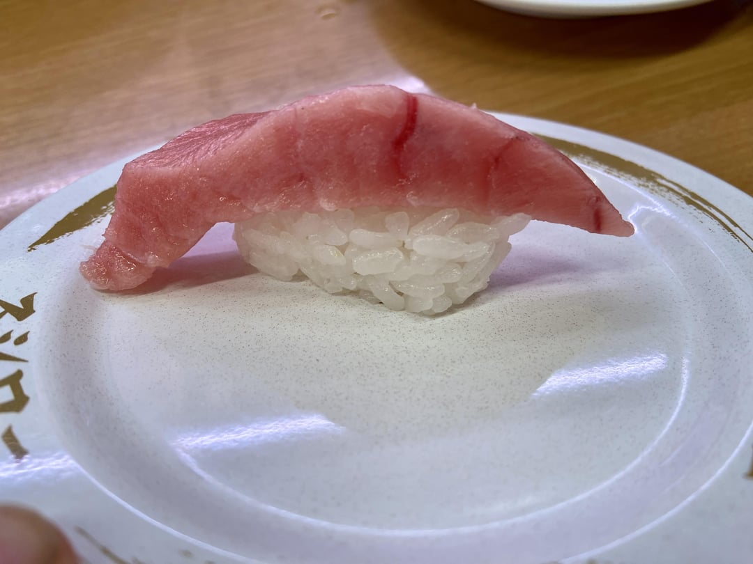 Sushiro in Japan sells thick-sliced medium fat tuna nigiri for 100yen ...