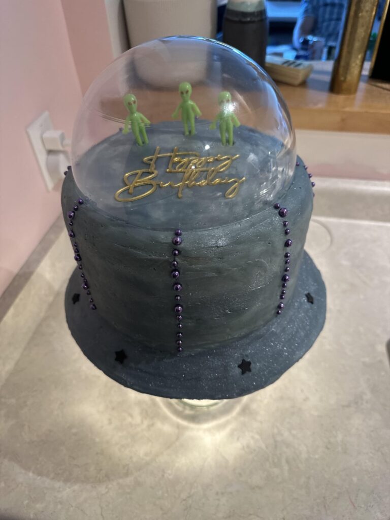 Spaceship birthday cake equipped with light beam! - Dining and Cooking