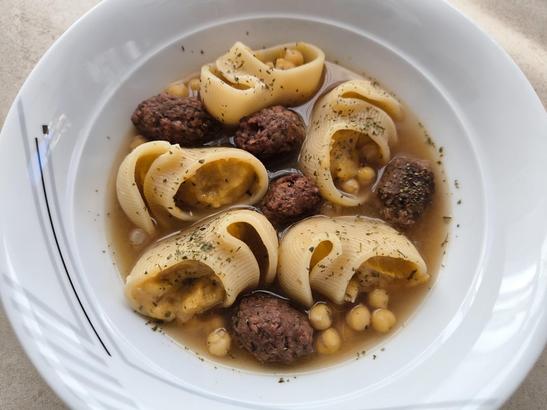 Vegan traditional catalan soup (Escudella de galets amb pilota ...