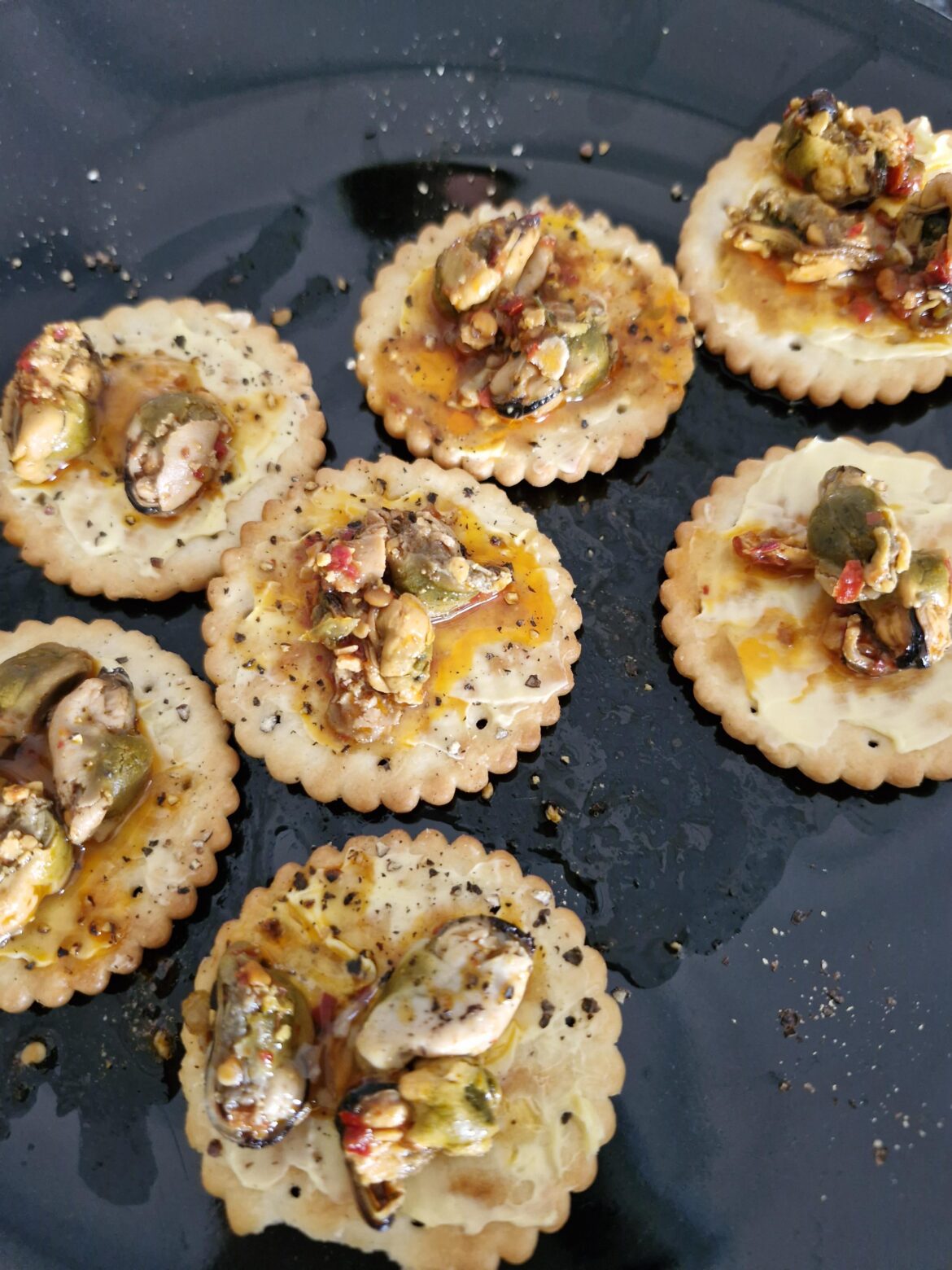 The original lazy man's party snack. Tinned muscles on crackers ...